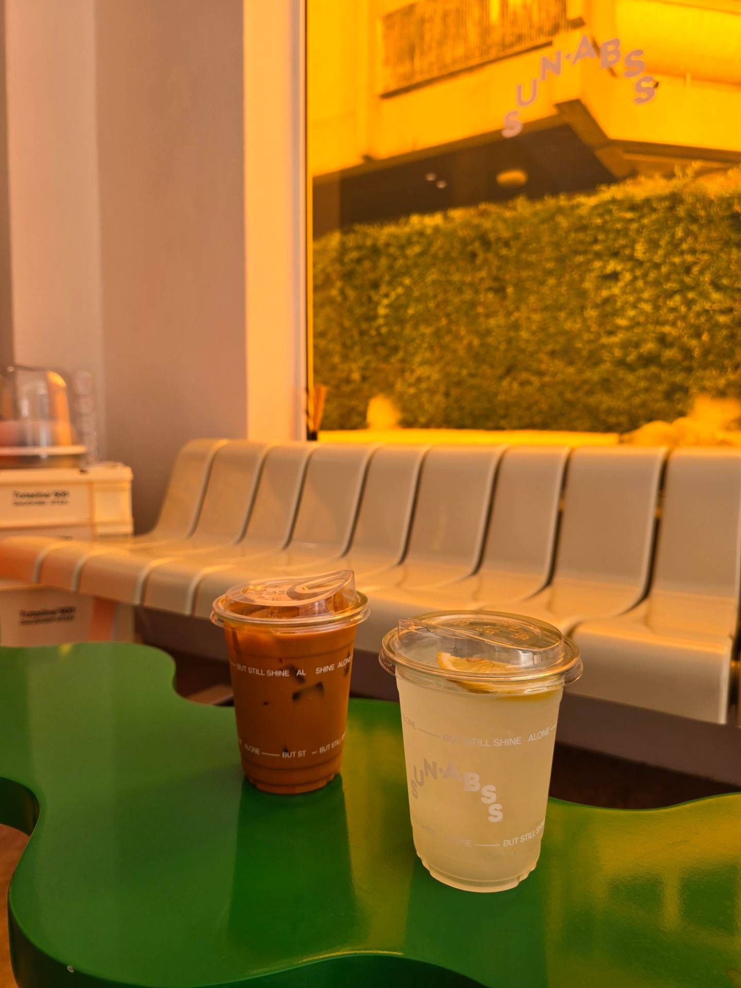 รีวิว SUN.ABSS - คาเฟ่เปิดใหม่ 💚🧡🤍 ธีมสีสดใสในซอยสุขุมวิท 66/1