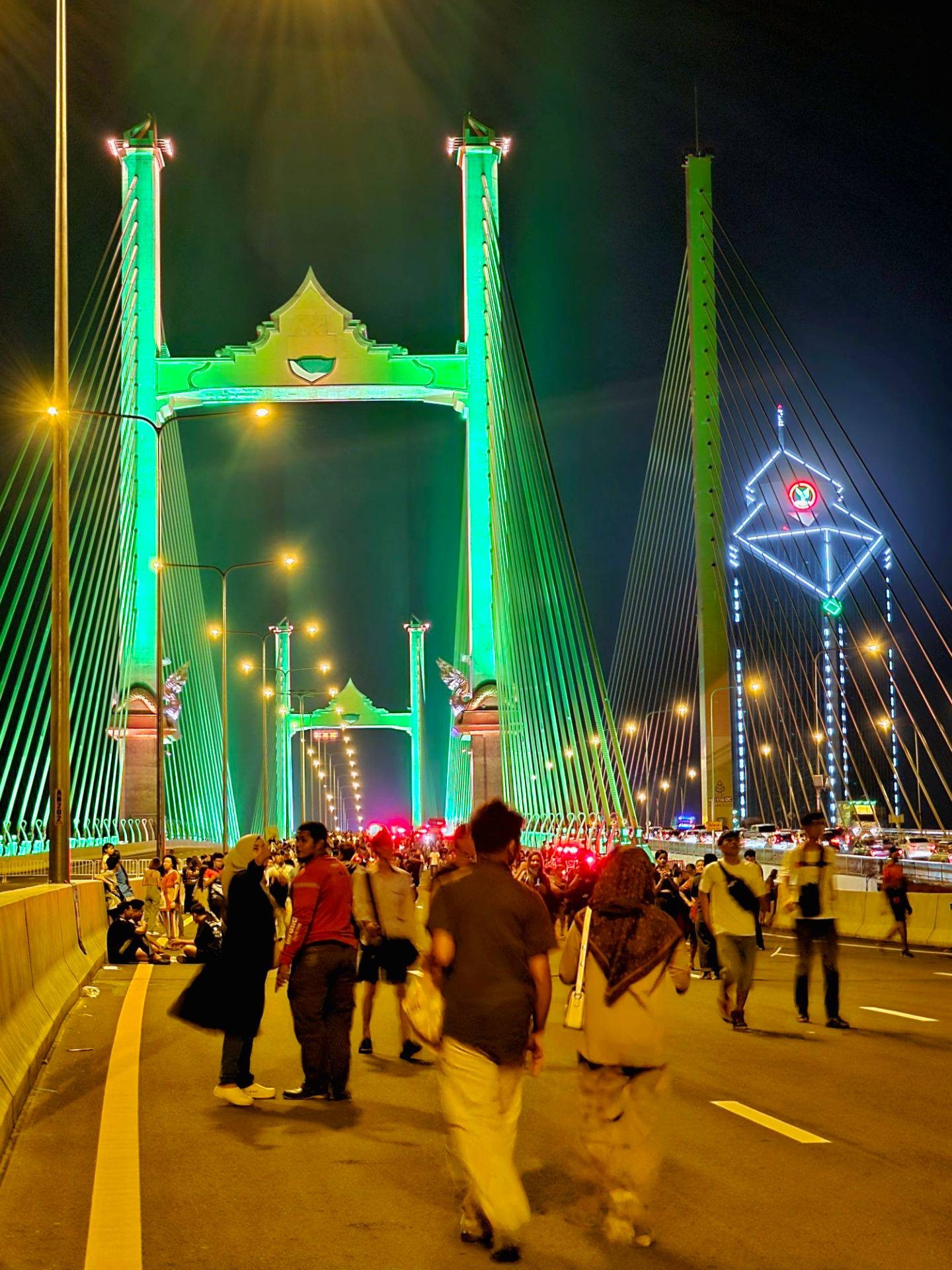 รีวิว สะพานพระราม 9 - Luck Lock Love 💜 รักล้นสะพาน ถ่ายริมแม่น้ำเสร็จ ขึ้นมาถ่ายบนสะพานบ้าง