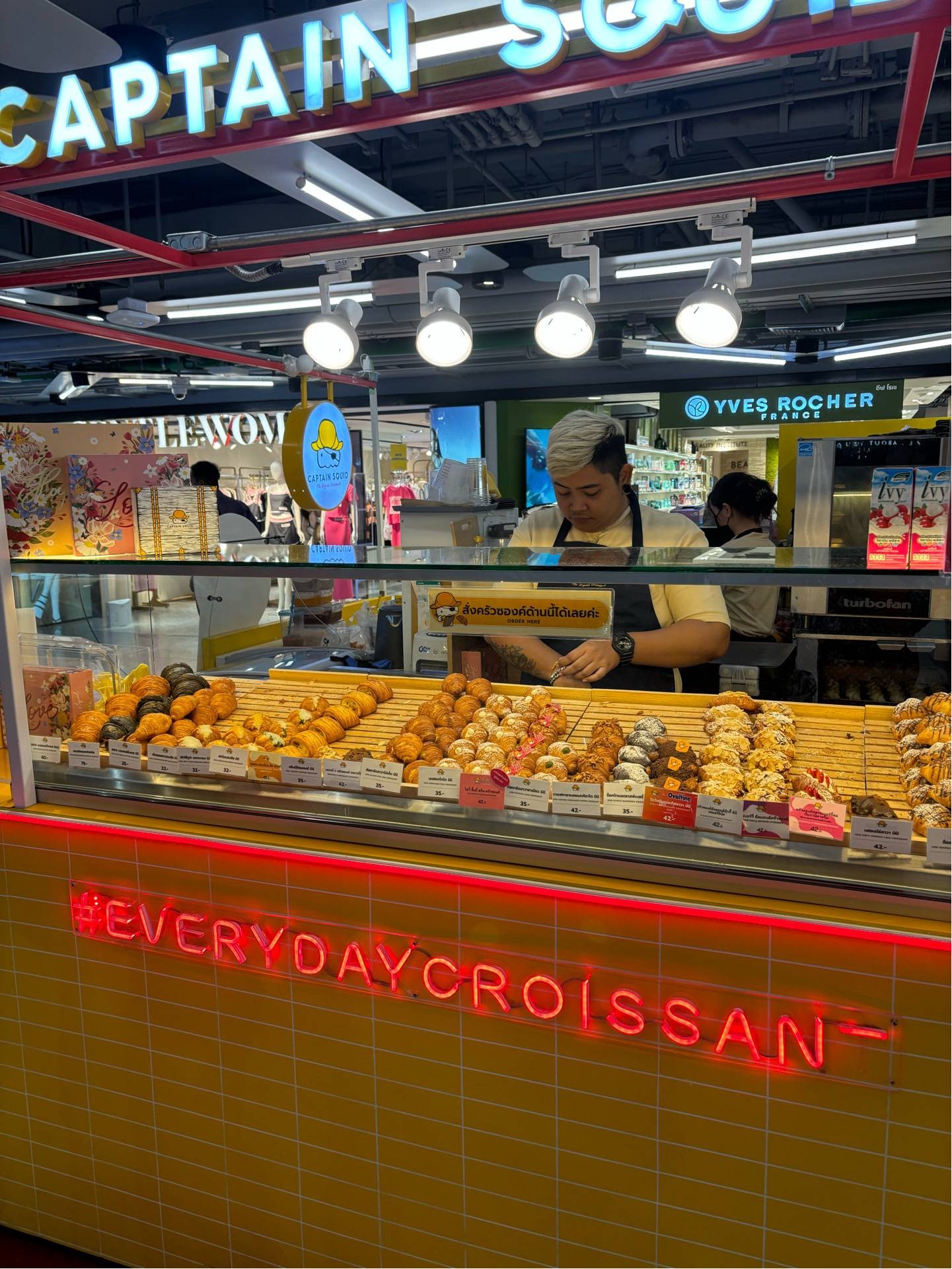 รีวิว Captain Squid เซ็นทรัลลาดพร้าว ชั้น 2 - ร้านครัวซองต์อร่อย ชิ้นมินิ