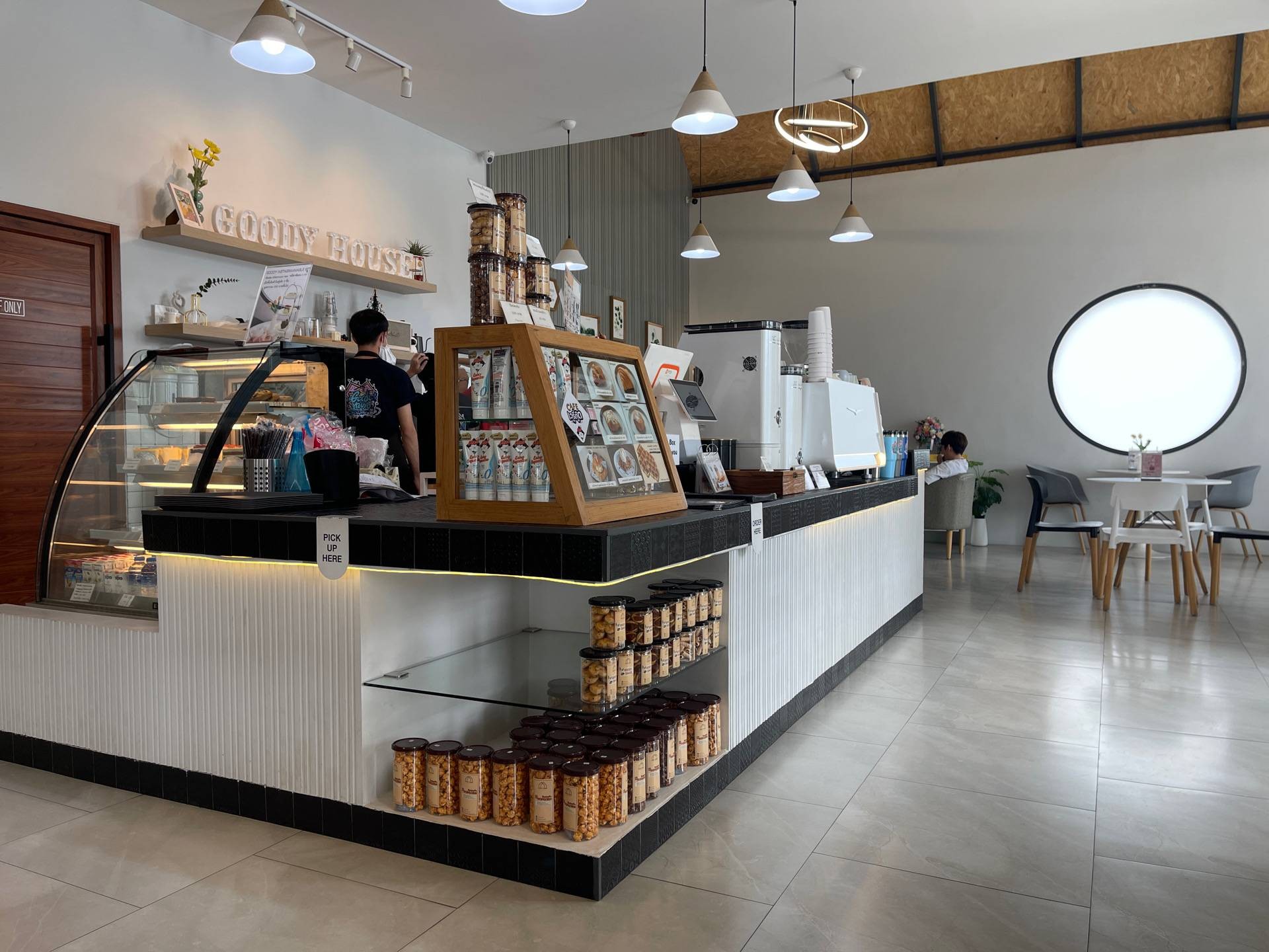 รีวิว GOODY HOUSE Cafe & Chillax บ้านบึง - ร้านสวย เค้กน่าทานมากค่ะ