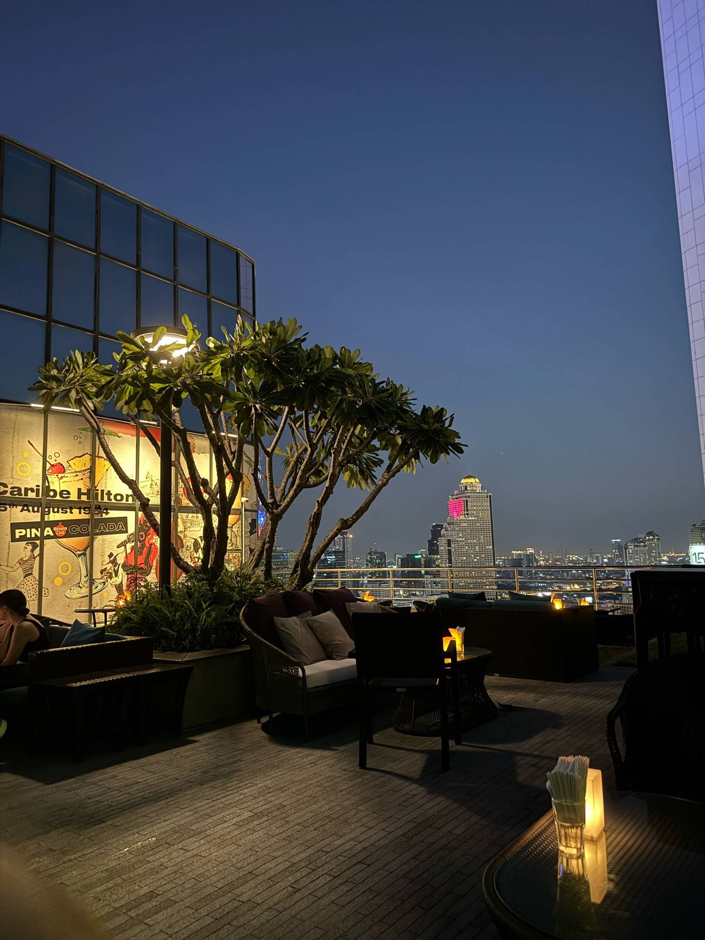 รูป Three Sixty Lounge Millennium Hilton Bangkok Hotel