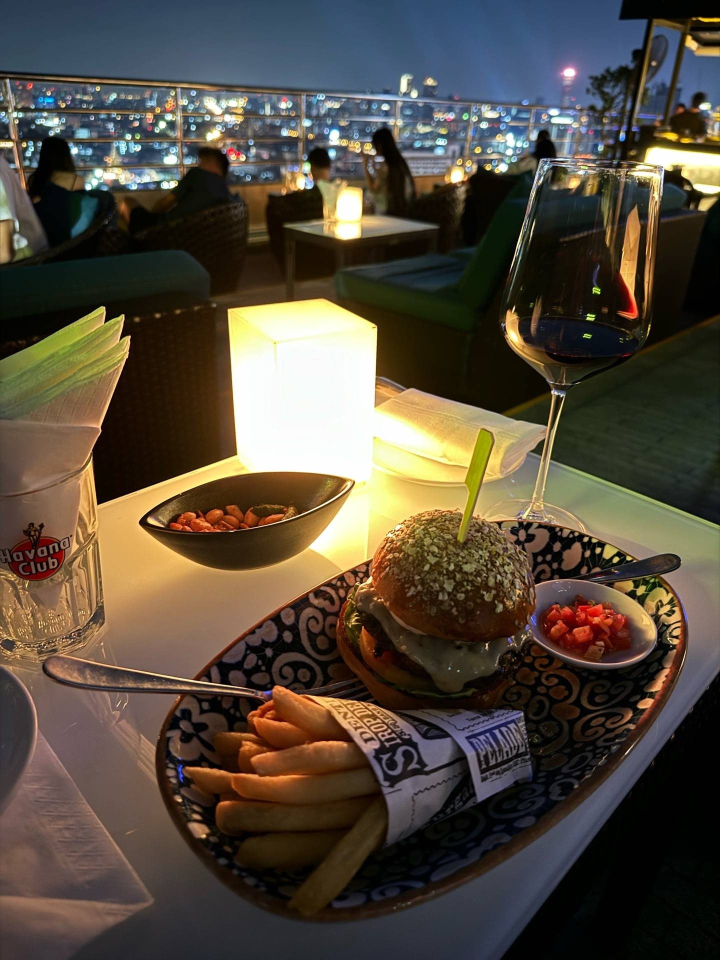 รูป Three Sixty Lounge Millennium Hilton Bangkok Hotel