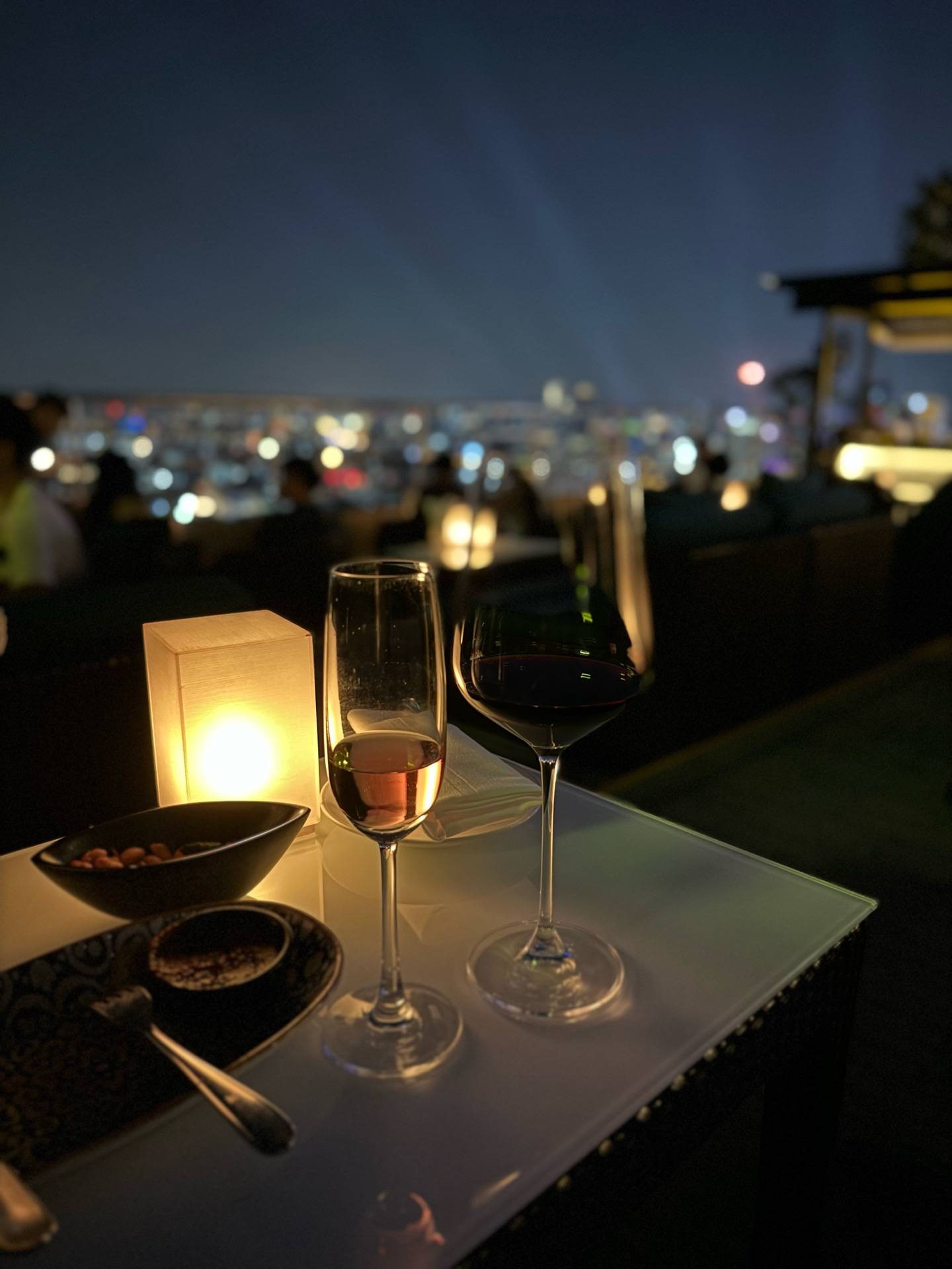รูป Three Sixty Lounge Millennium Hilton Bangkok Hotel