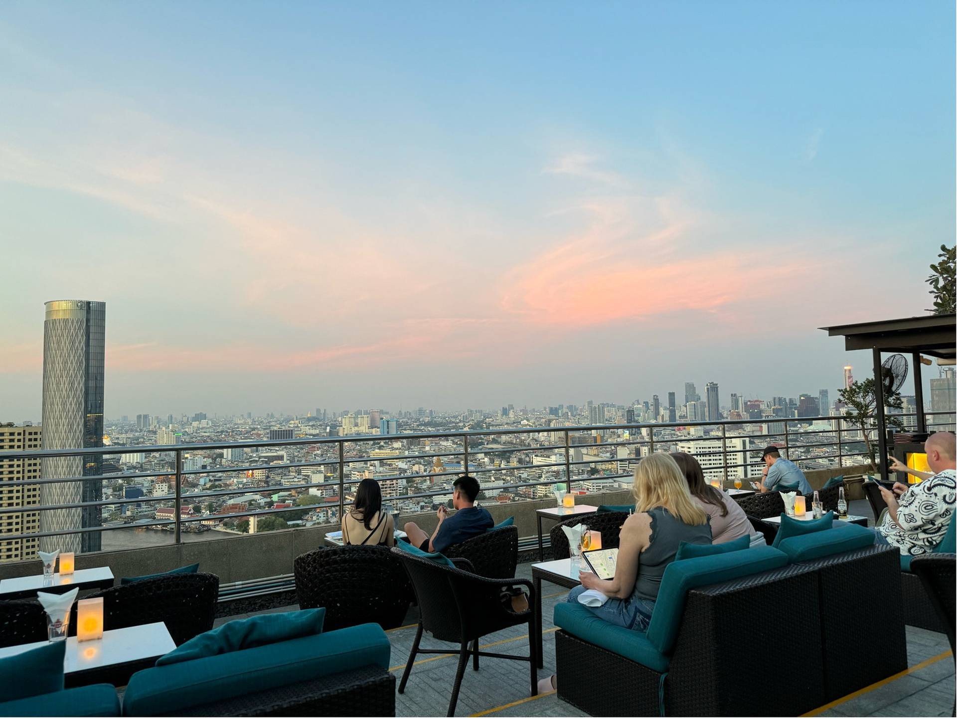 รูป Three Sixty Lounge Millennium Hilton Bangkok Hotel