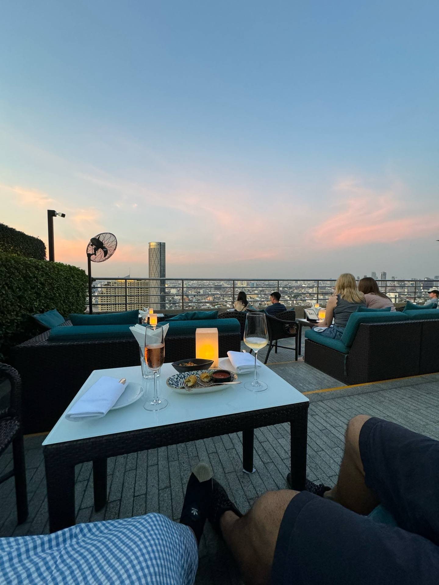 รูป Three Sixty Lounge Millennium Hilton Bangkok Hotel