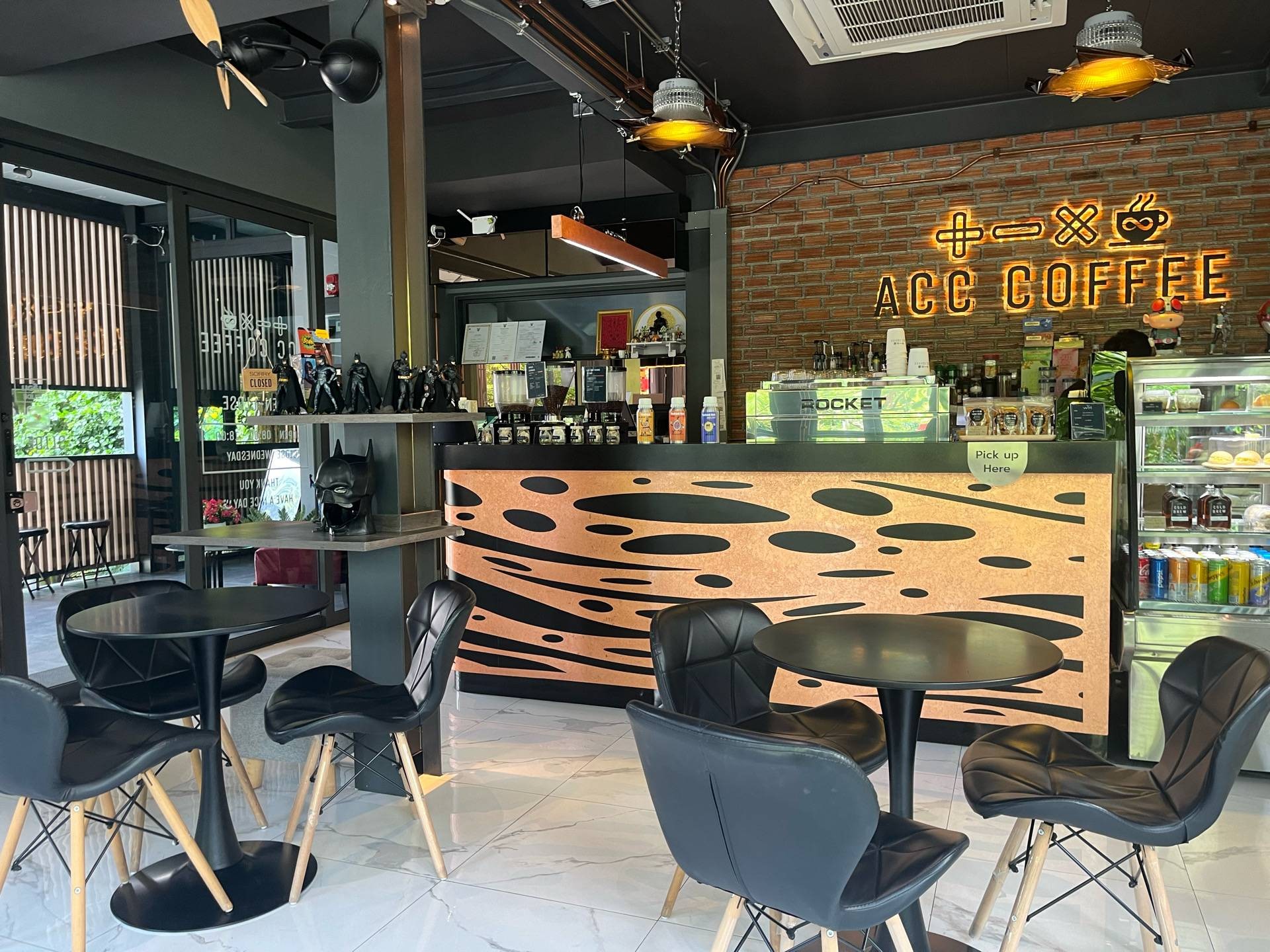 รีวิว Acc Coffee - ร้านชิลๆ สไตล์แบทแมน