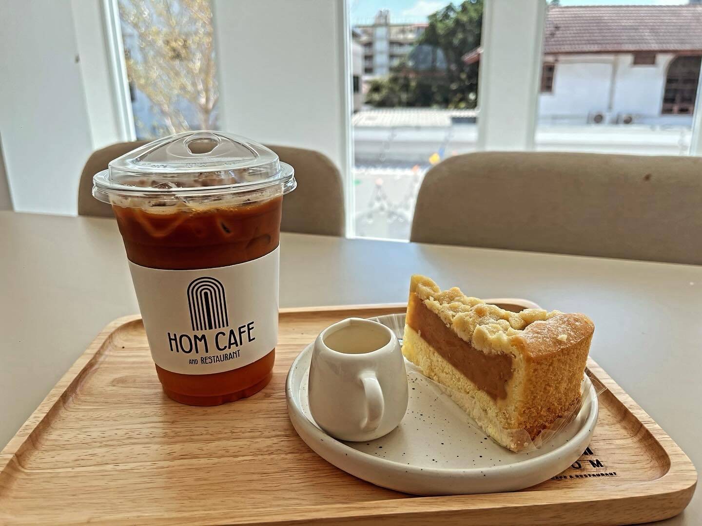 รีวิว Hom cafe & Restaurant - - หามุมสวยๆ ตีมขาวมินิมอล มาร้านนี้สิ