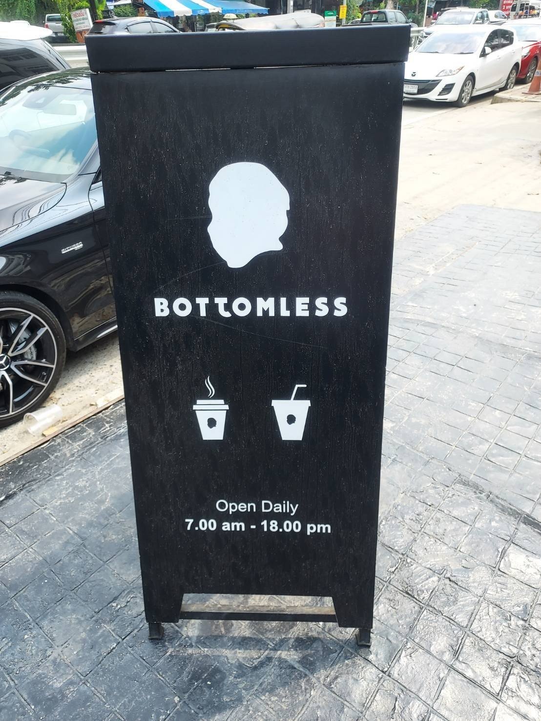 รูป บอททอมเลส (Bottomless) Bottomless Flagship Store