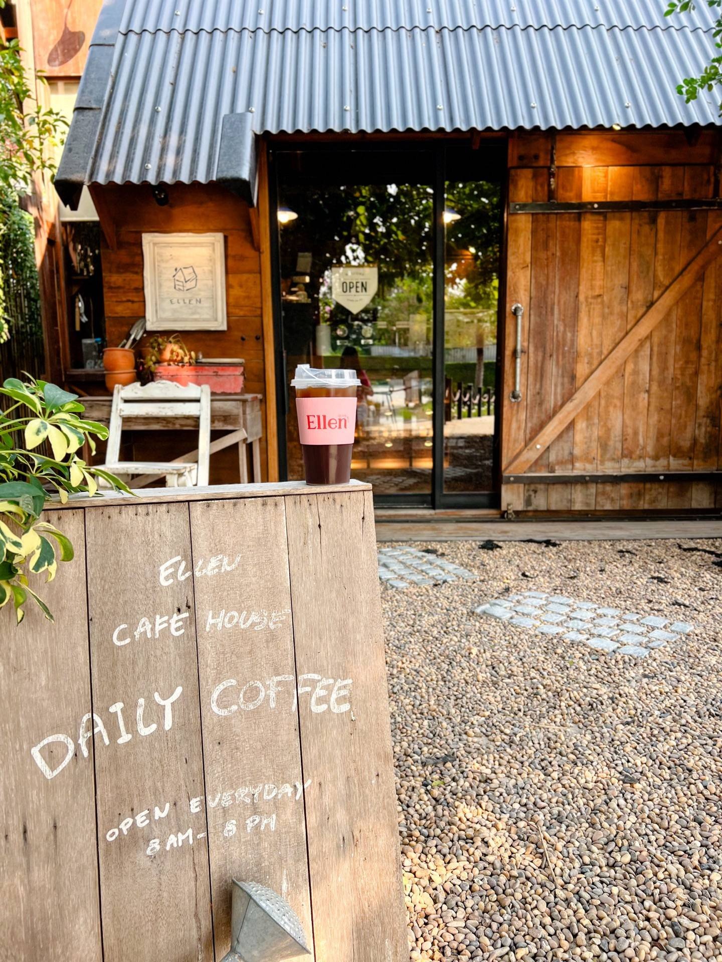 รีวิว Ellen Cafe House Angsila - ร้านกาแฟน่ารักมาก
