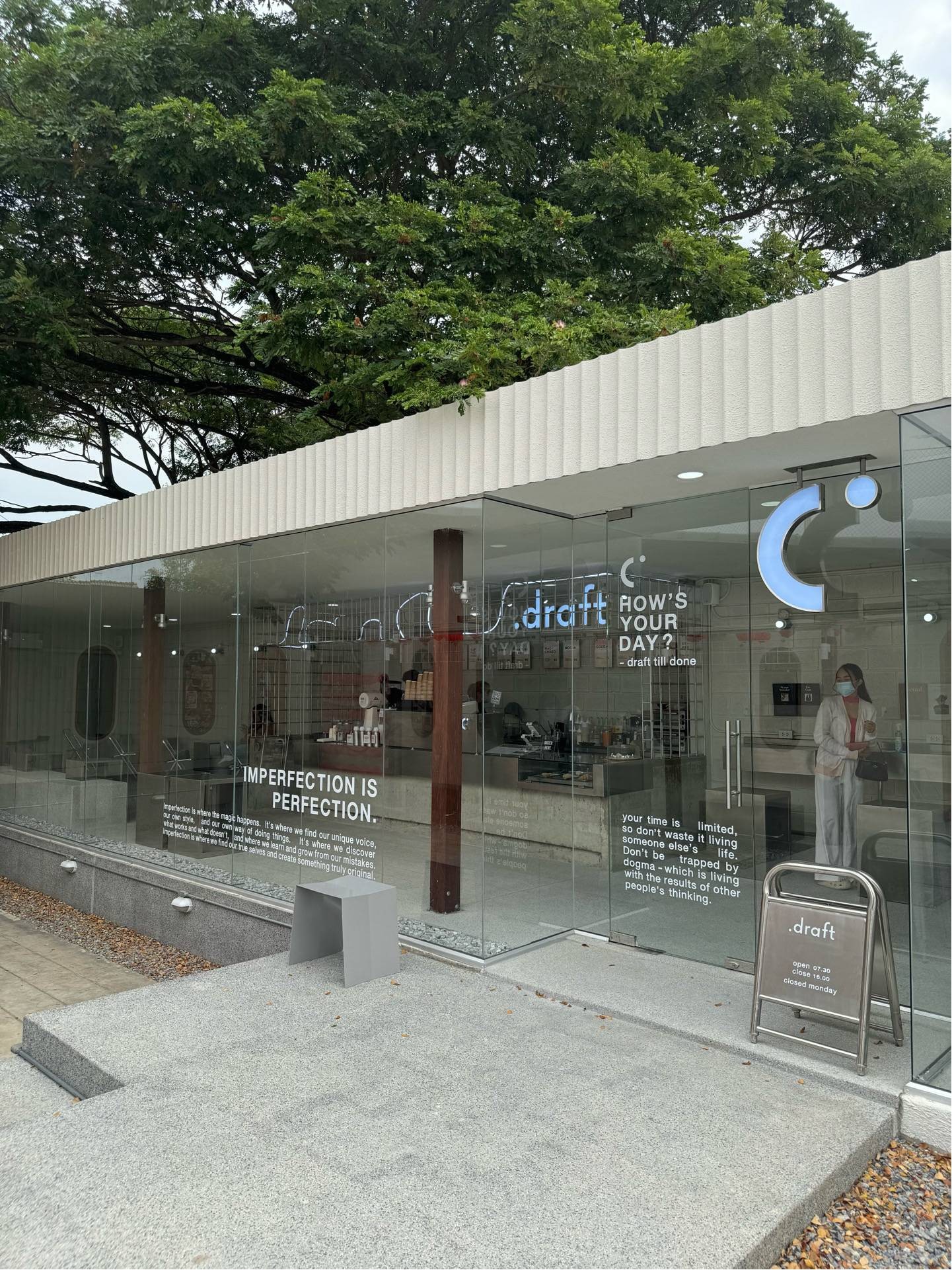 รีวิว .draft - คาเฟ่มู้ดดี สีขาวสลับปูนเปลือยสะอาดตา