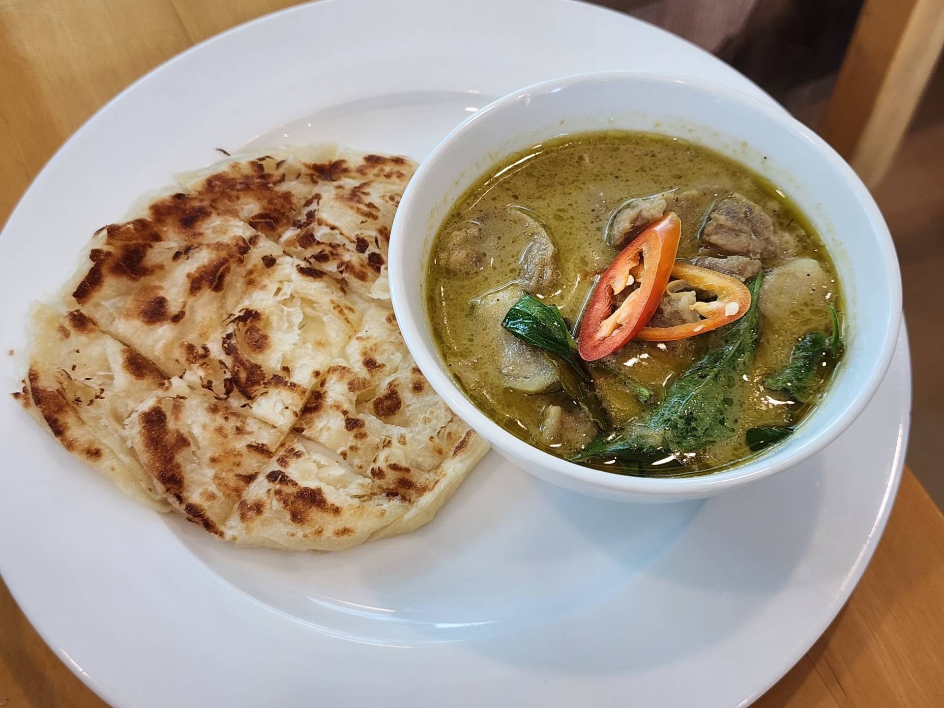 โรตีแกงเขียวหวานเนื้อ ร้าน Mama made Roti by Kahava Cafe ปั๊มบางจาก ...