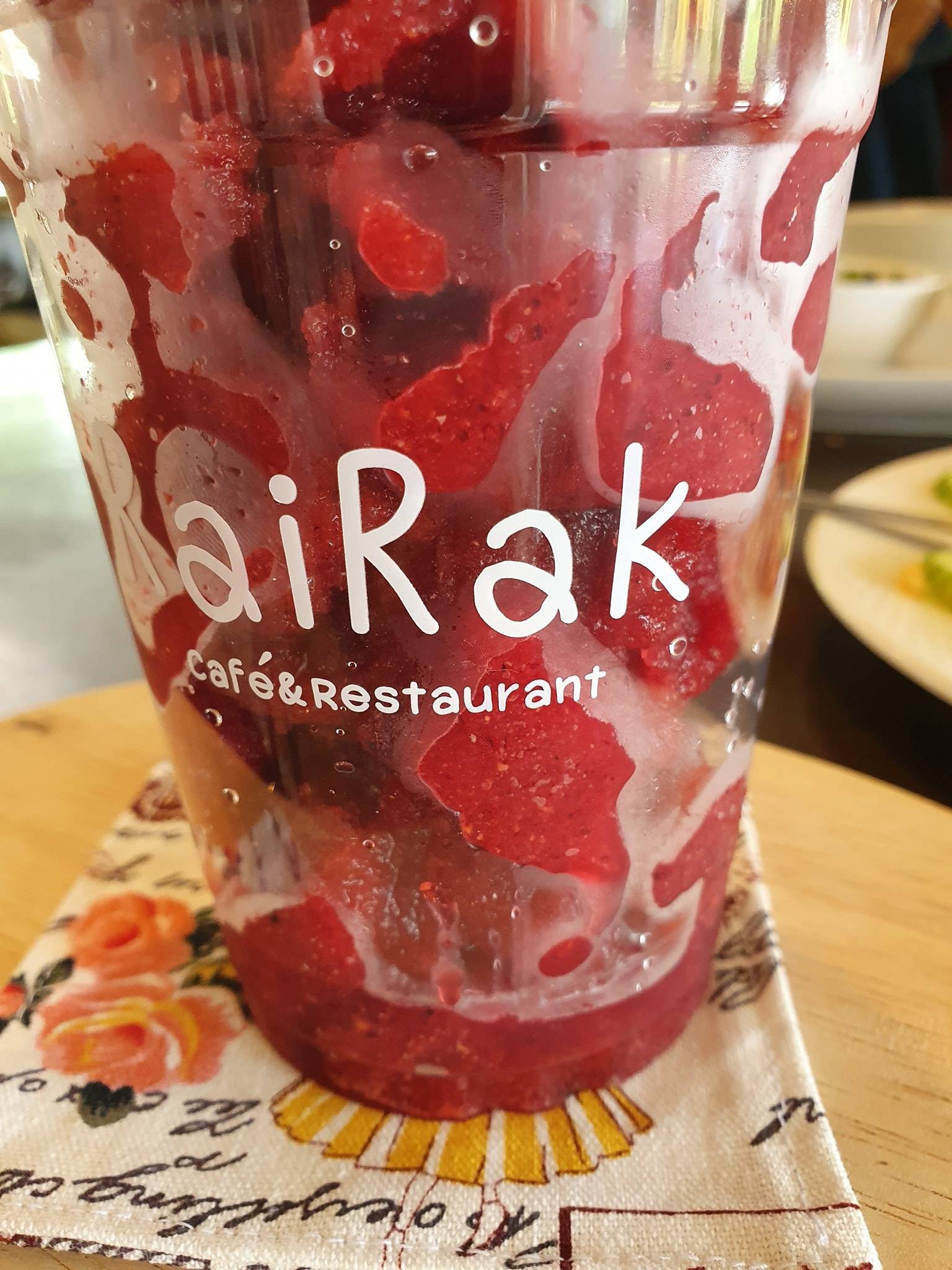 รีวิว Rai Rak Cafe' & Restaurant - เป็นร้านบรรยากาศดีติดริมน้ำเลยค่ะ