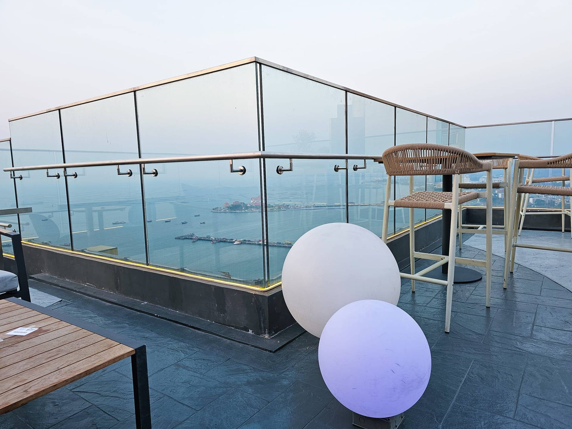 รูป Silver Moon Rooftop Bar Novotel Sriracha & Koh Si Chang Marina Bay