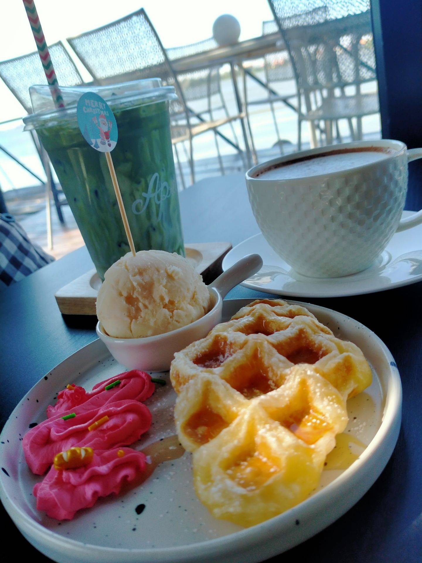 รีวิว April Cafe’ - บรรยากาศดี เครื่องดื่มดี