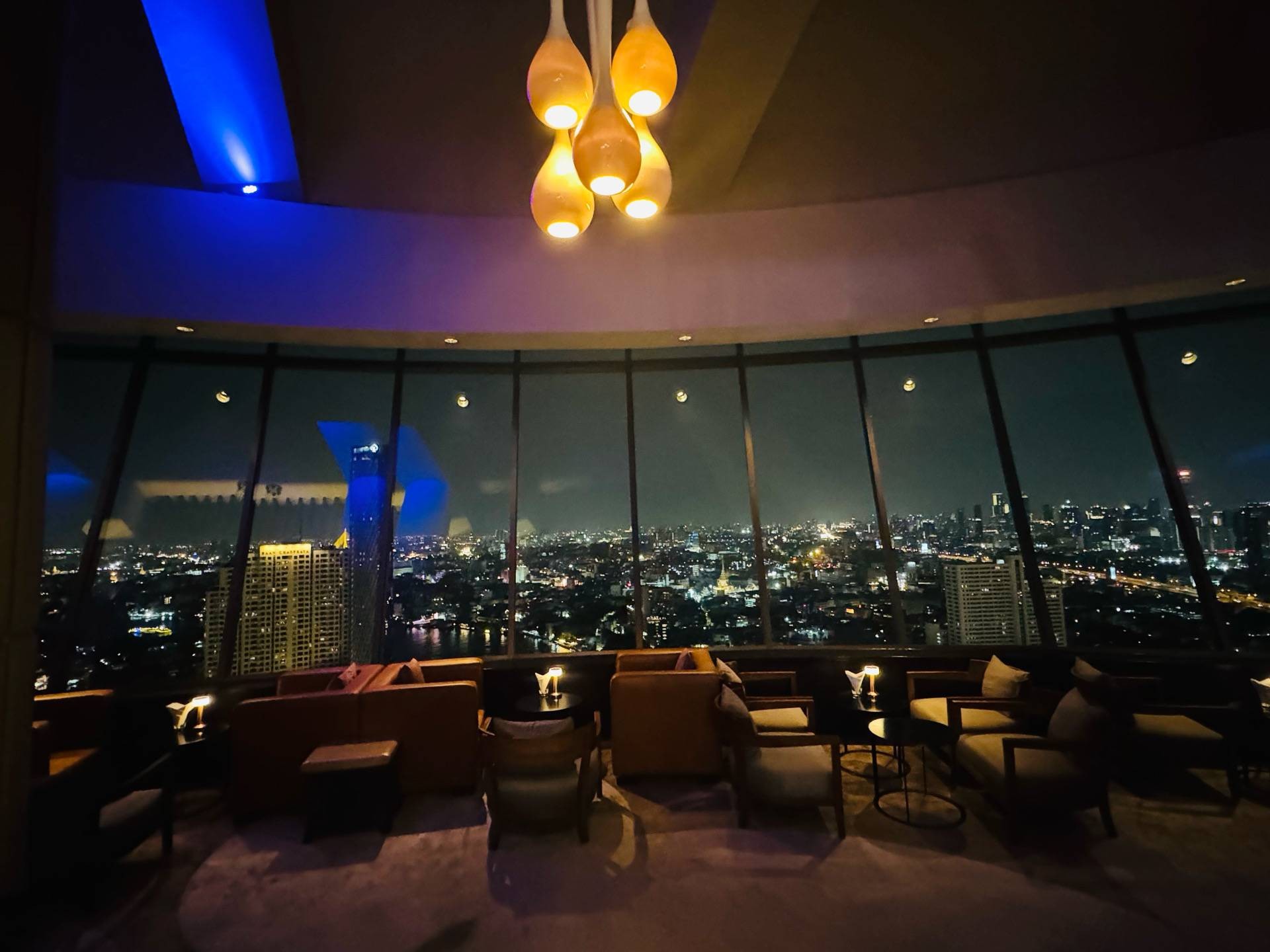 รูป Three Sixty Lounge Millennium Hilton Bangkok Hotel
