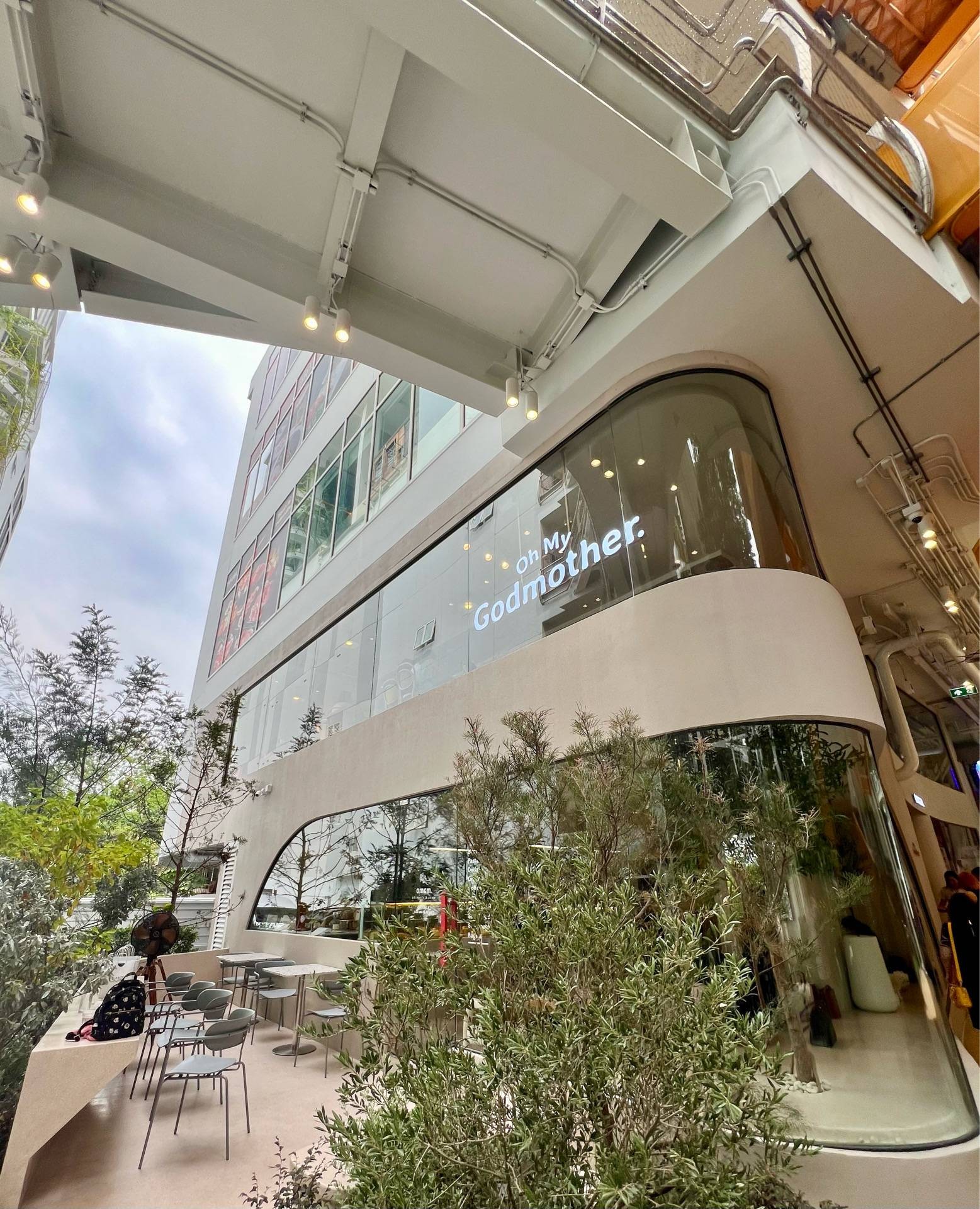 รีวิว Oh My Godmother - OMGM Marché Thonglor - ถูกใจวัยรุ่นร้านฟิวส์ ...