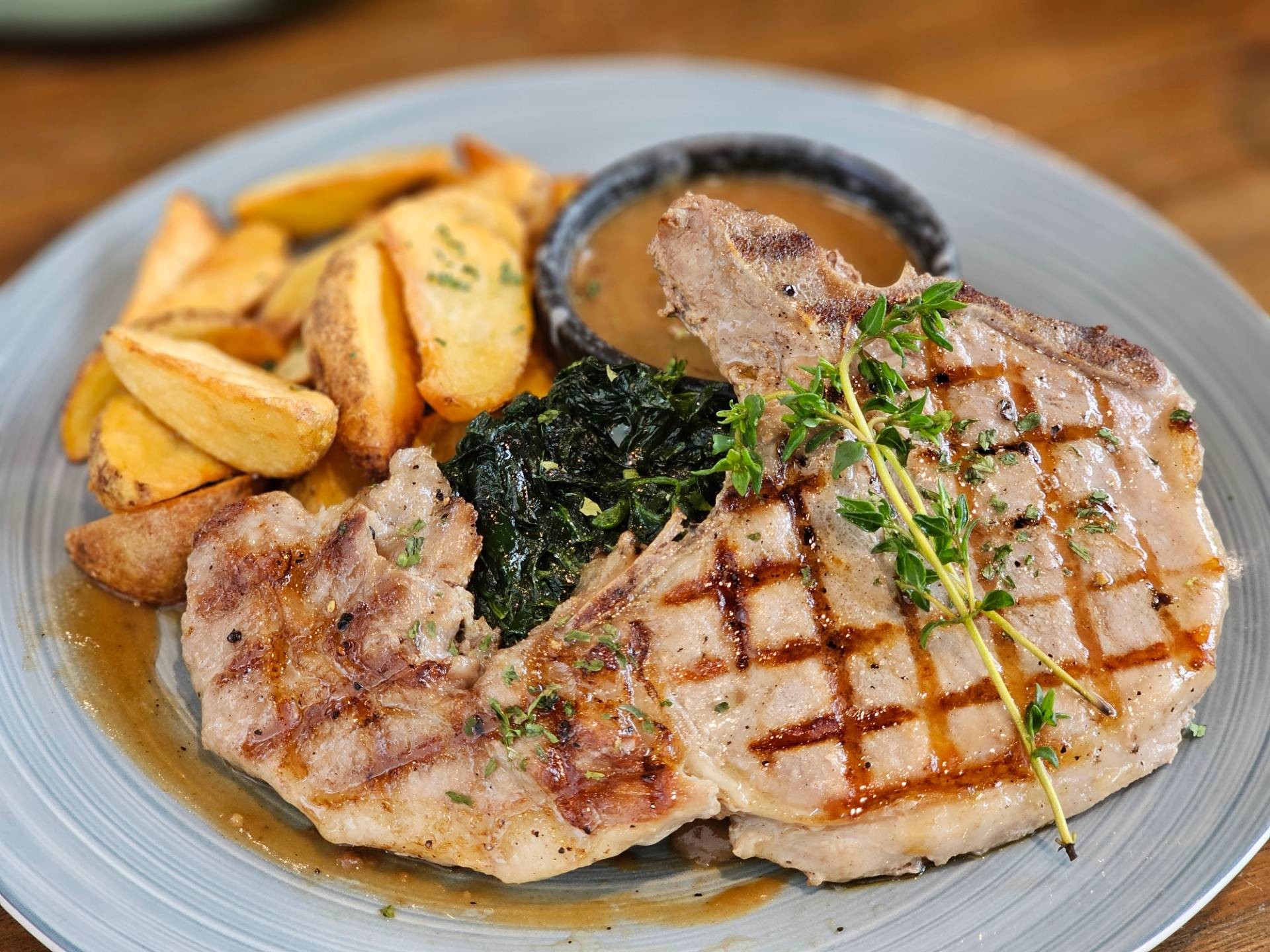 สเต็กหมูพอร์คชอปซอสเกรวี่เห็ด ร้าน 360 Hours Cafe & Bar