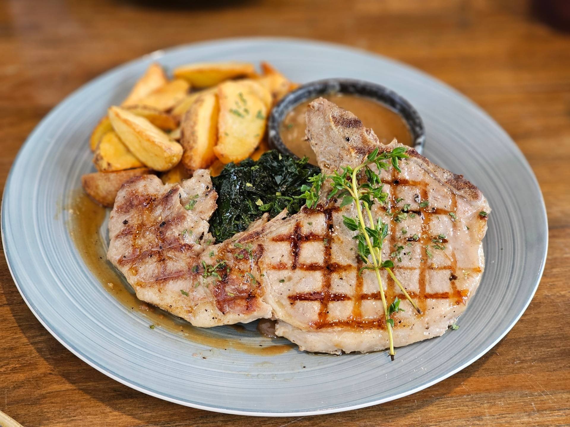 สเต็กหมูพอร์คชอปซอสเกรวี่เห็ด ร้าน 360 Hours Cafe & Bar