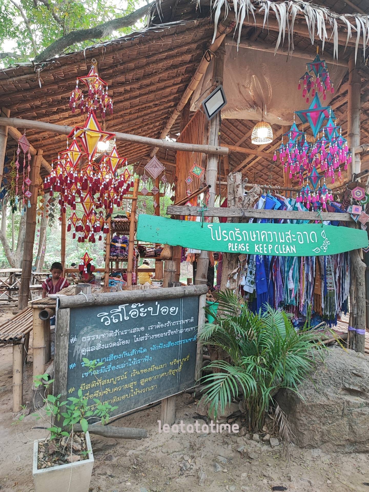 รูป โอ๊ะป่อย ตลาดเช้าริมธาร