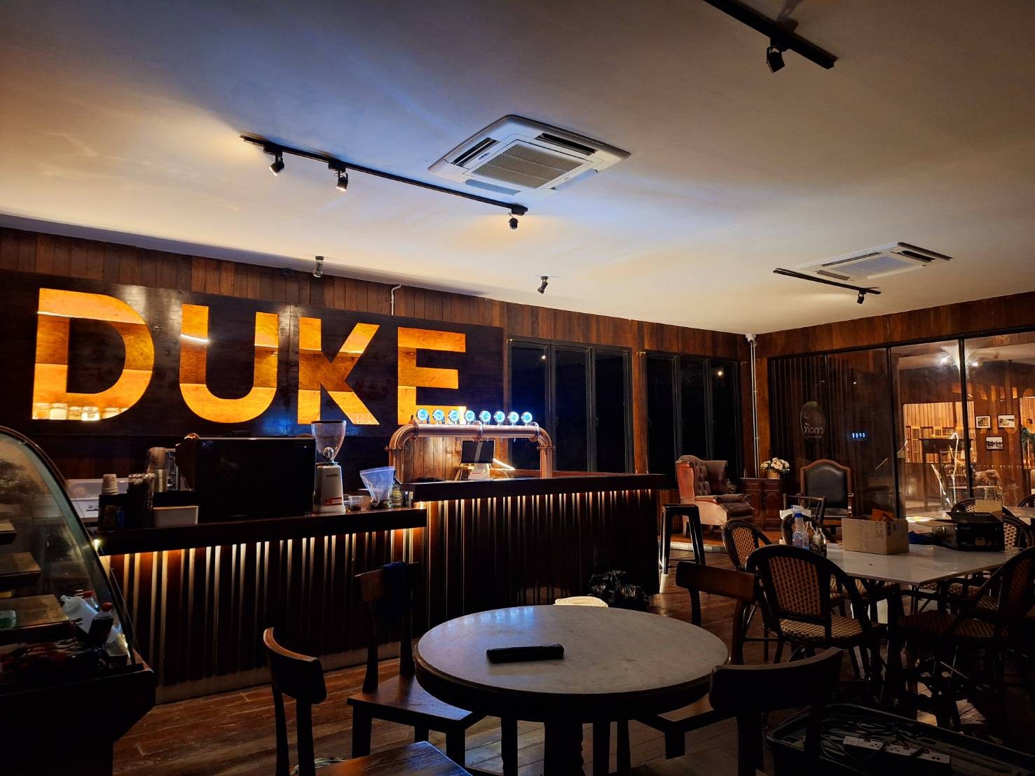 ร้าน DUKE Cafe Bar&Bistro เอราวัณ | รีวิวร้านอาหาร