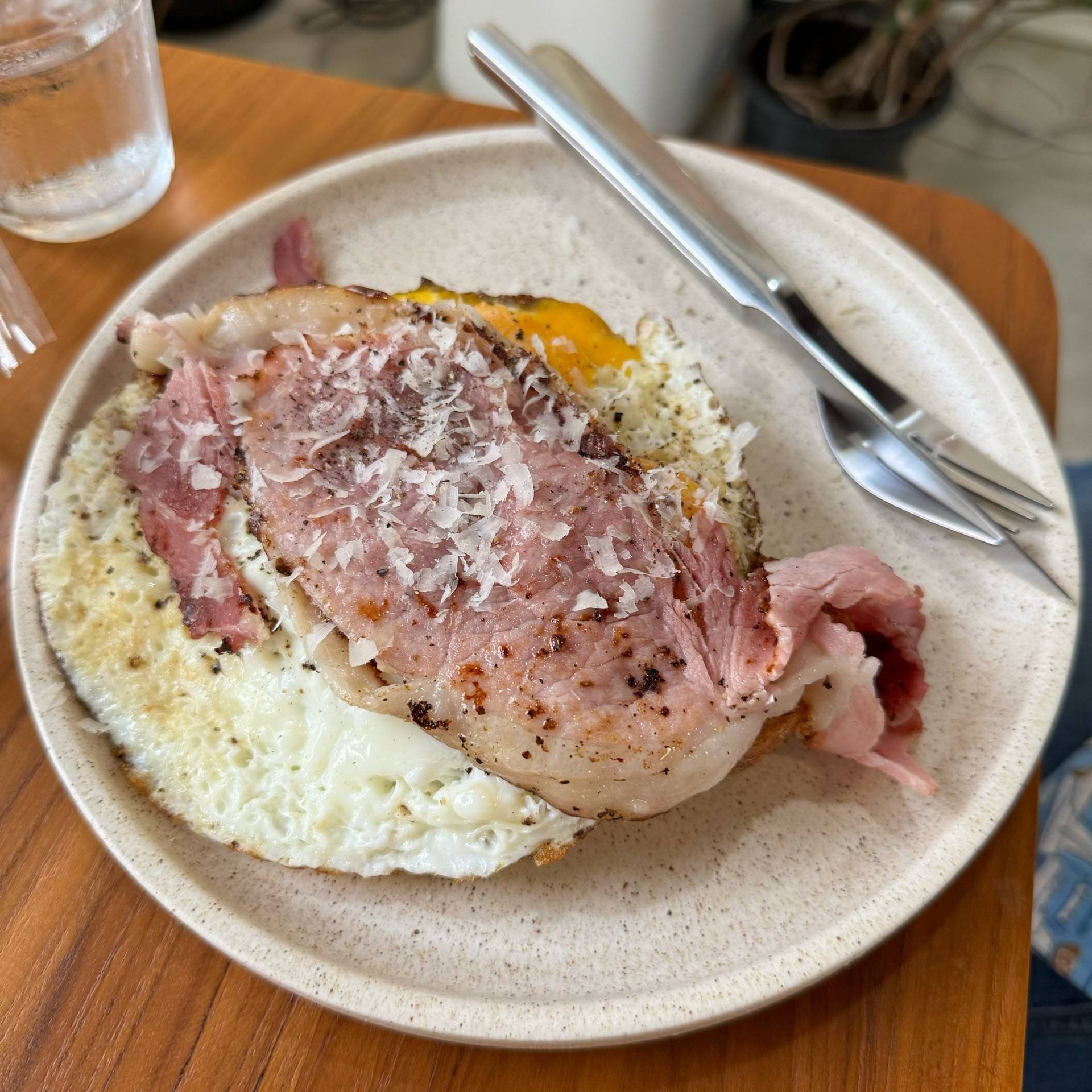 รีวิว Seven Rabbit Coffee & Tea Pattanakarn 53 - กาแฟอร่อย อาหารอร่อยด้วย