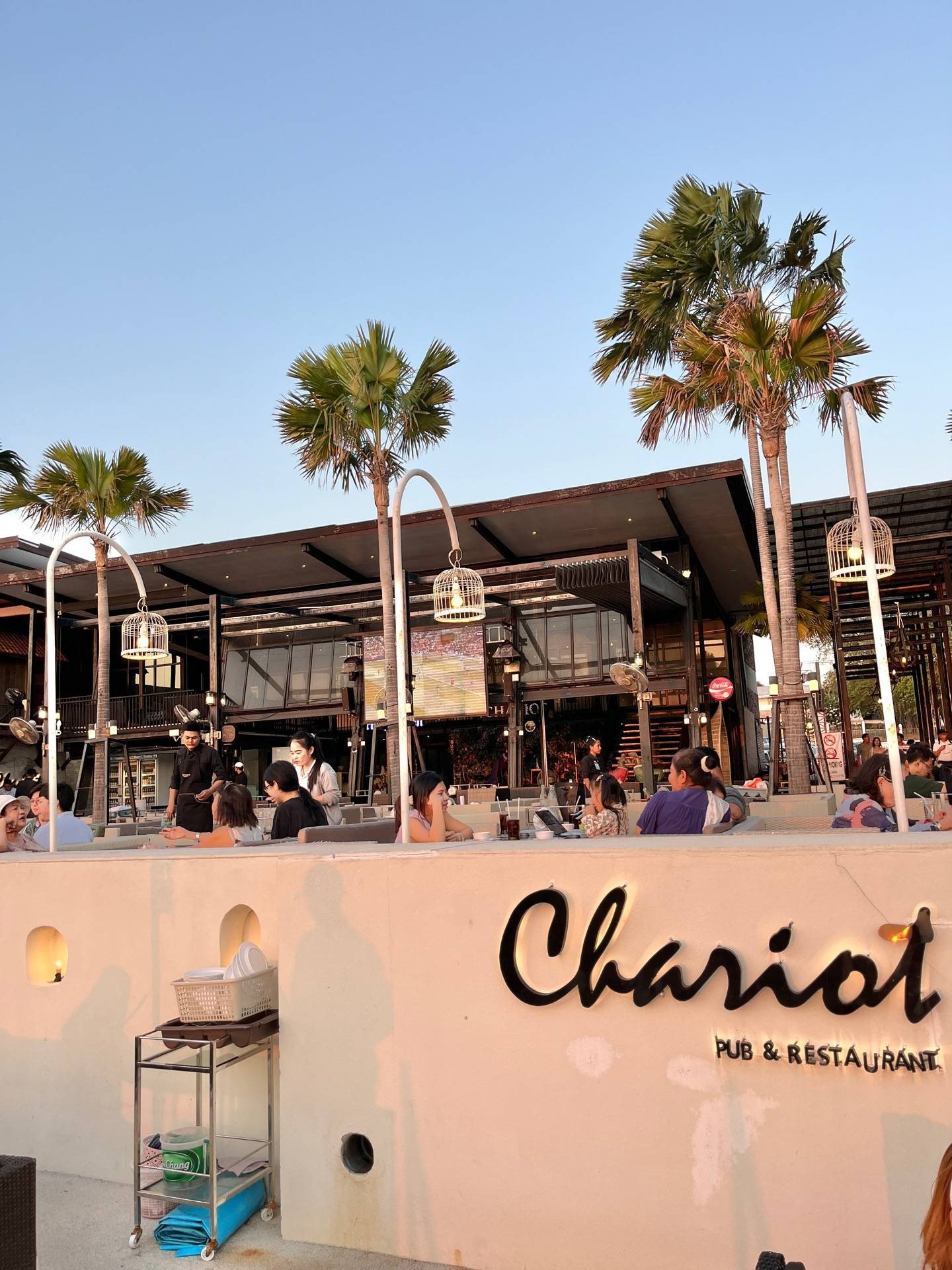 🌅 บรรยากาศร้าน. ร้าน CHARIOT Pub & Restaurant