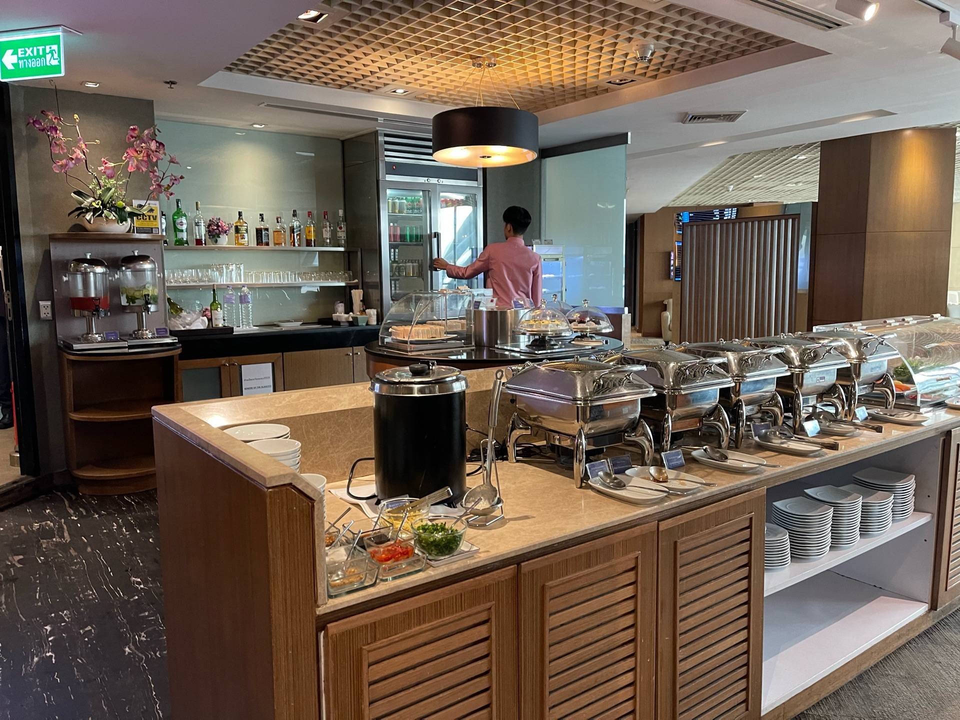 รีวิว Royal Silk Lounge Suwannabhumi Concourse E - มาขึ้นเครื่องบินแถว ...