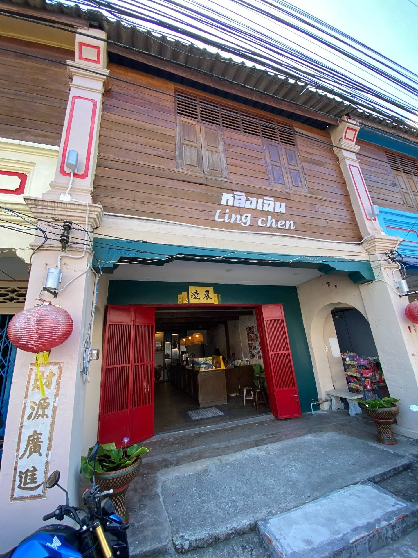 รีวิว Ling Chen Cafe - คาเฟ่สไตล์จีนร่วมสมัยในกันตัง