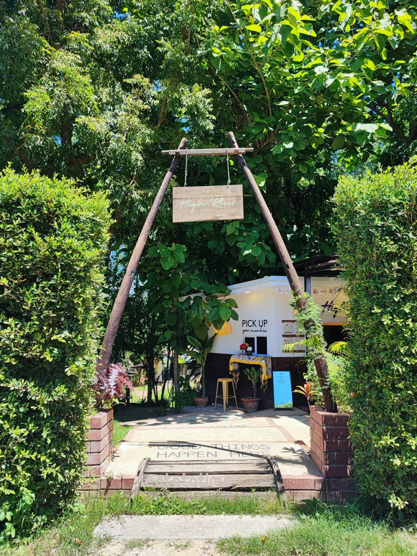 รีวิว ฮายริเวอร์คาเฟ่ ฮายริเวอร์คาเฟ่ - High River Cafe
