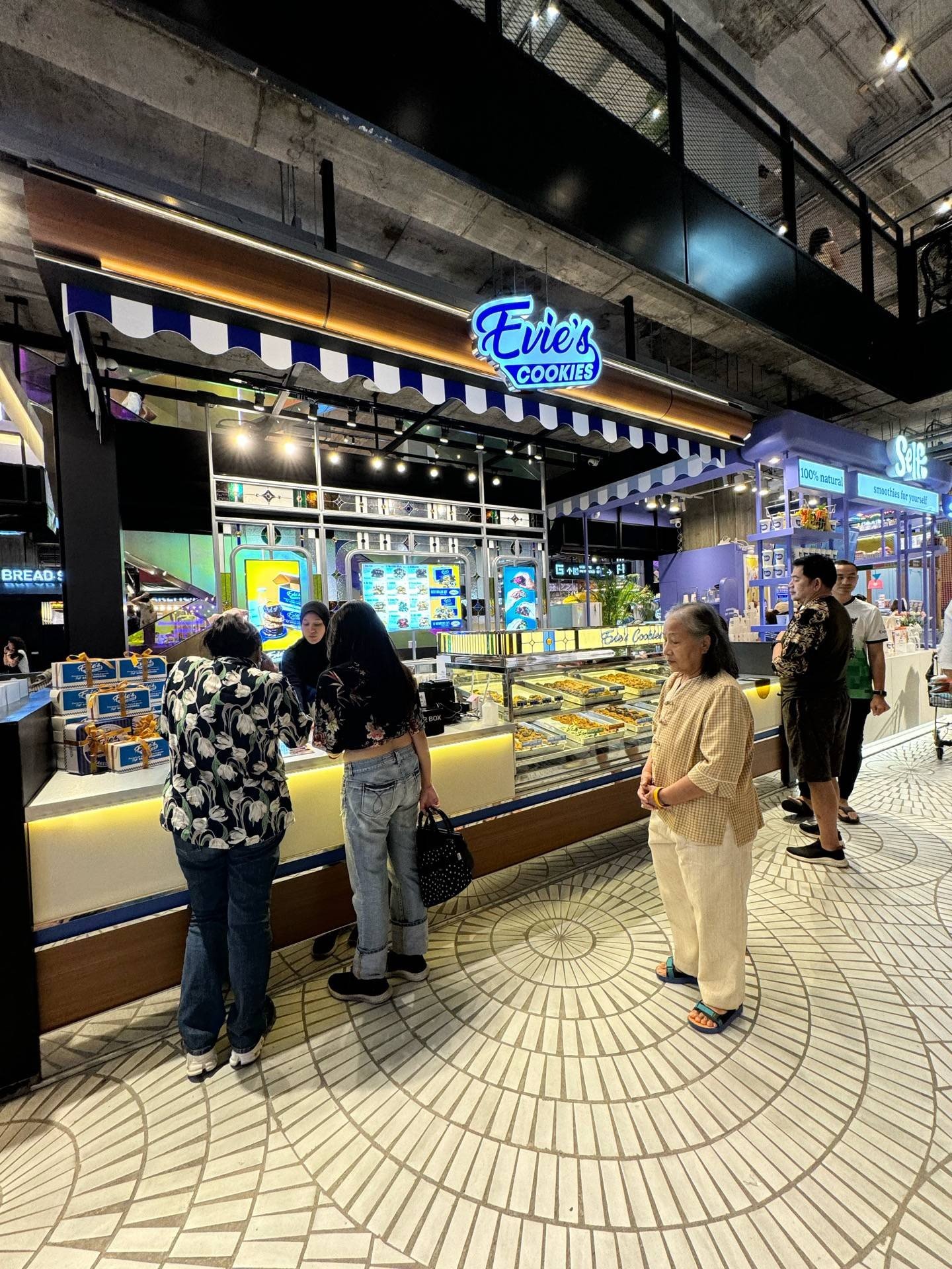 รีวิว Evie's Cookies Emsphere ชั้น G - Soft cookie ชิ้นใหญ่เข้มข้นถึงใจ