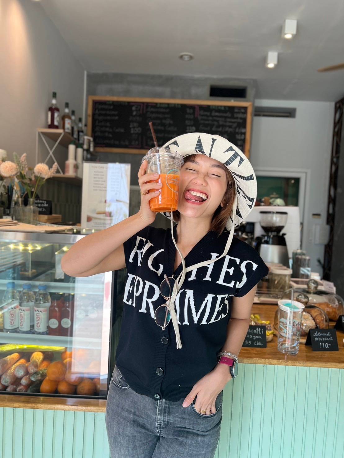 รีวิว Cookies Cafe Rawai ราไวย์ - The Most delicious Carrot Cake