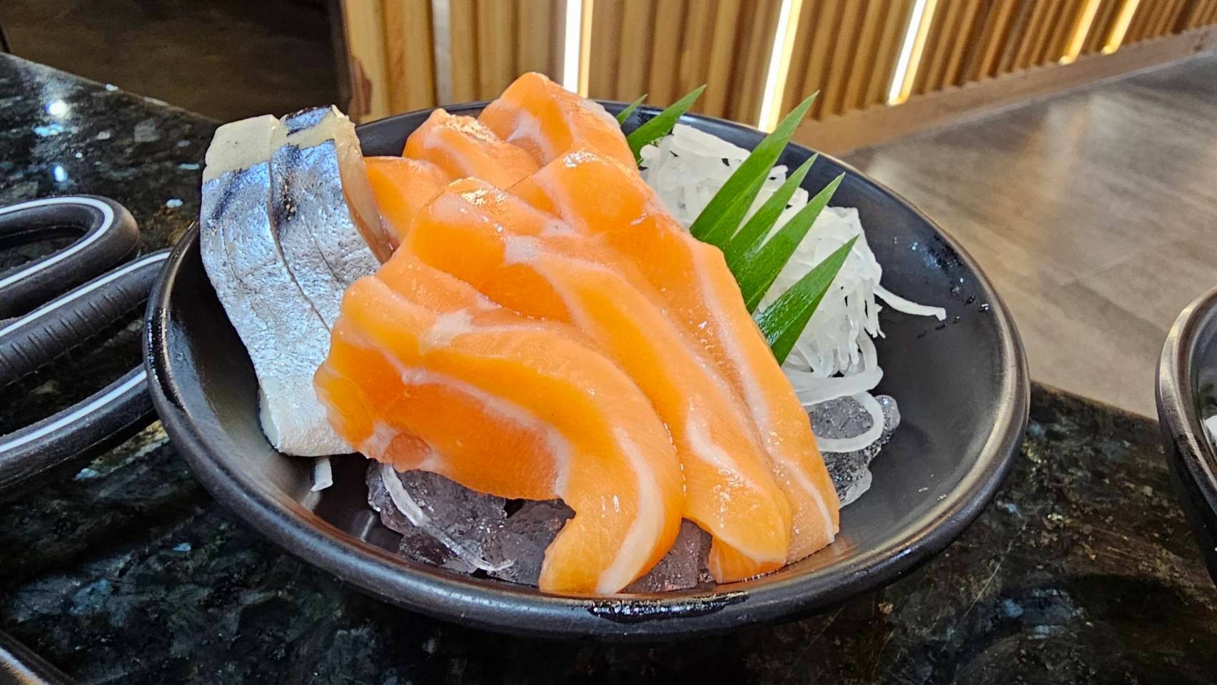 Salmon Sashimi ร้าน Tenjo Sushi & Yakiniku Premium Buffet Terminal 21