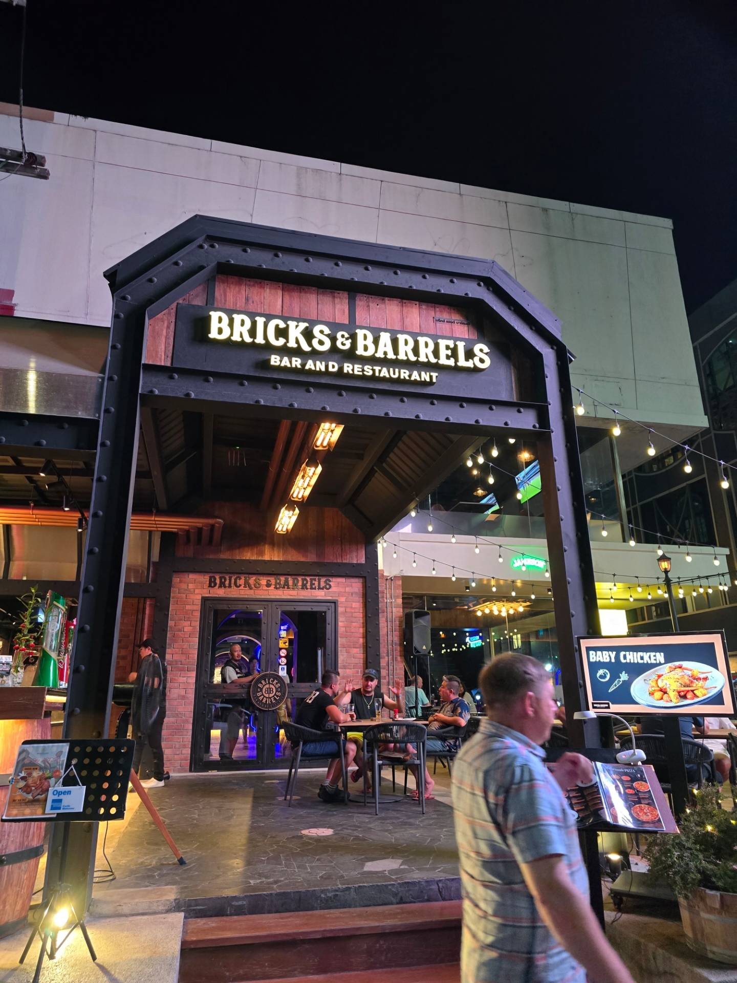 รีวิว Bricks & Barrels Bar and Restaurant. - Good vibes, good food ...