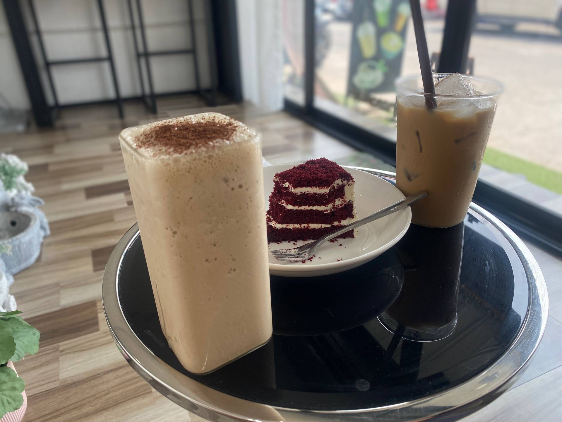 รีวิว The one cafe สาขาตลาดเตียกุ่ยฮวด - กาแฟอร่อย เค้กก็มีให้เลือกเยอะ ...
