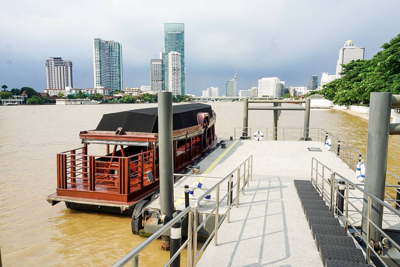 รูป Four Seasons Hotel Bangkok at Chao Phraya River