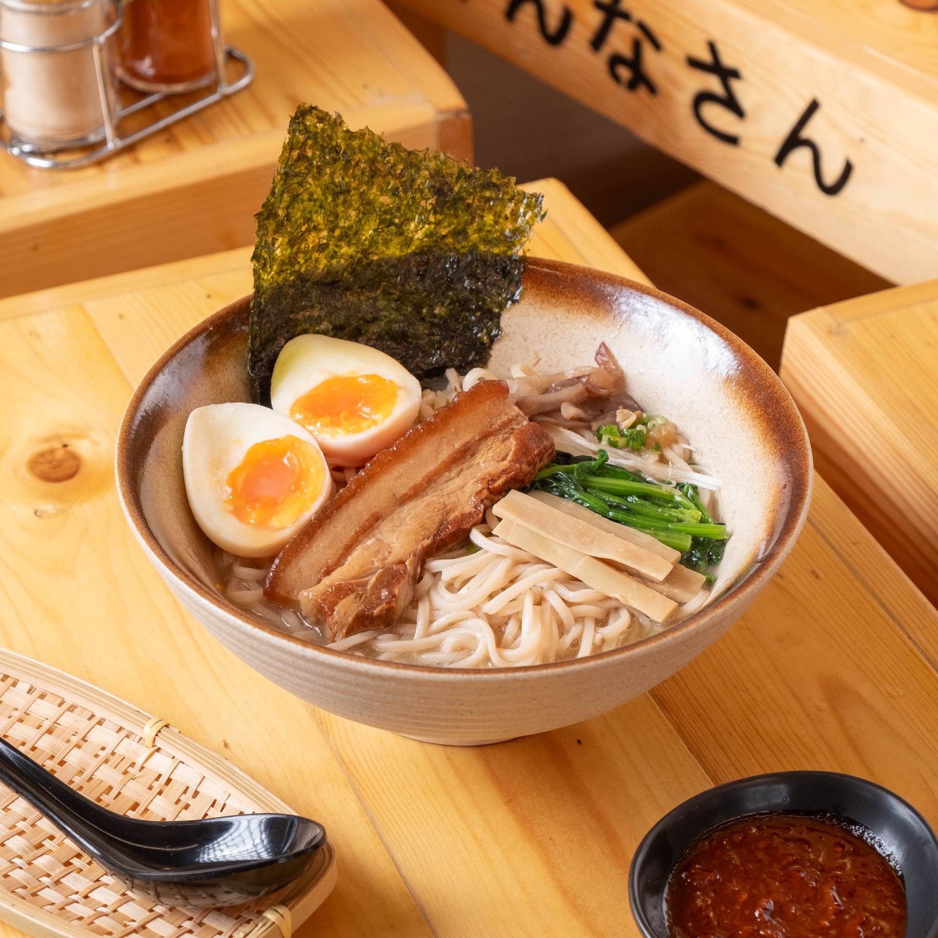 ฮากาตะ ทงคตสึราเมง • พิสูจน์ความเข้มข้นของซุปกระดูกหมู และเส้นอันเหนียว ...