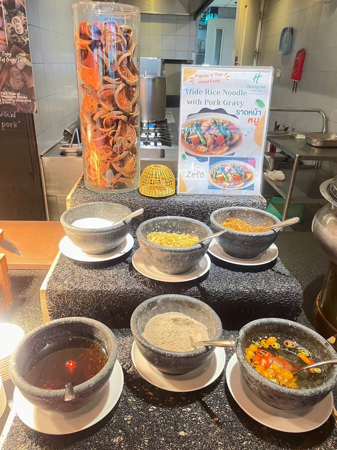รูป Zeta Cafe โรงแรมฮอลิเดย์อินน์ กรุงเทพฯ