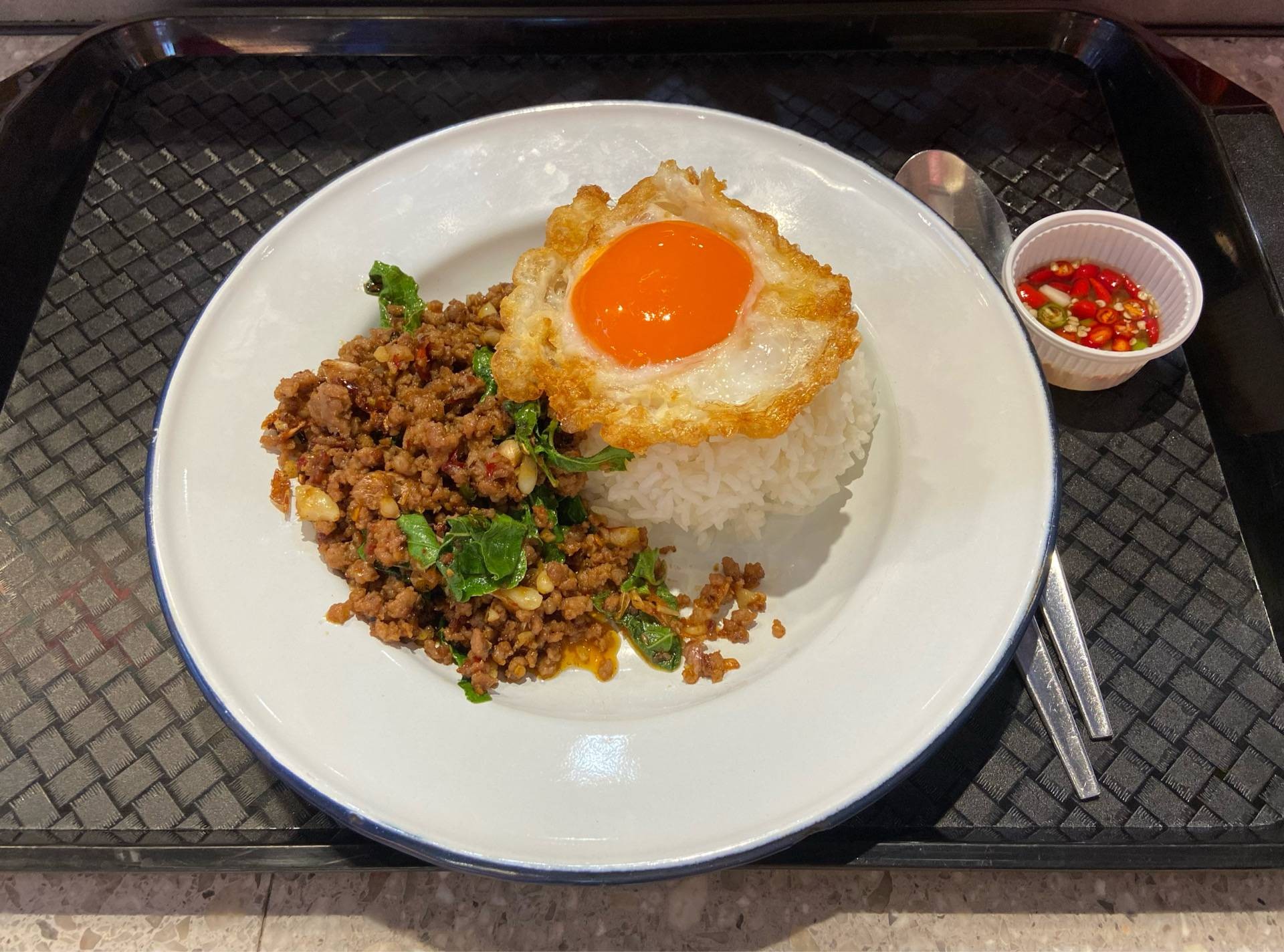 รีวิว Lerdtip Street EMSPHERE - กะเพราเนื้อสับ