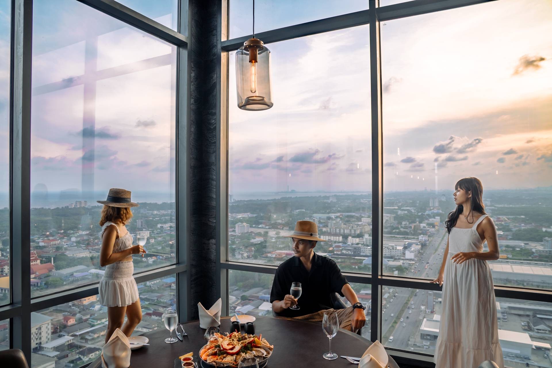 รูป Elementi Rooftop Restaurant & Bar - HOLIDAY INN & SUITES RAYONG