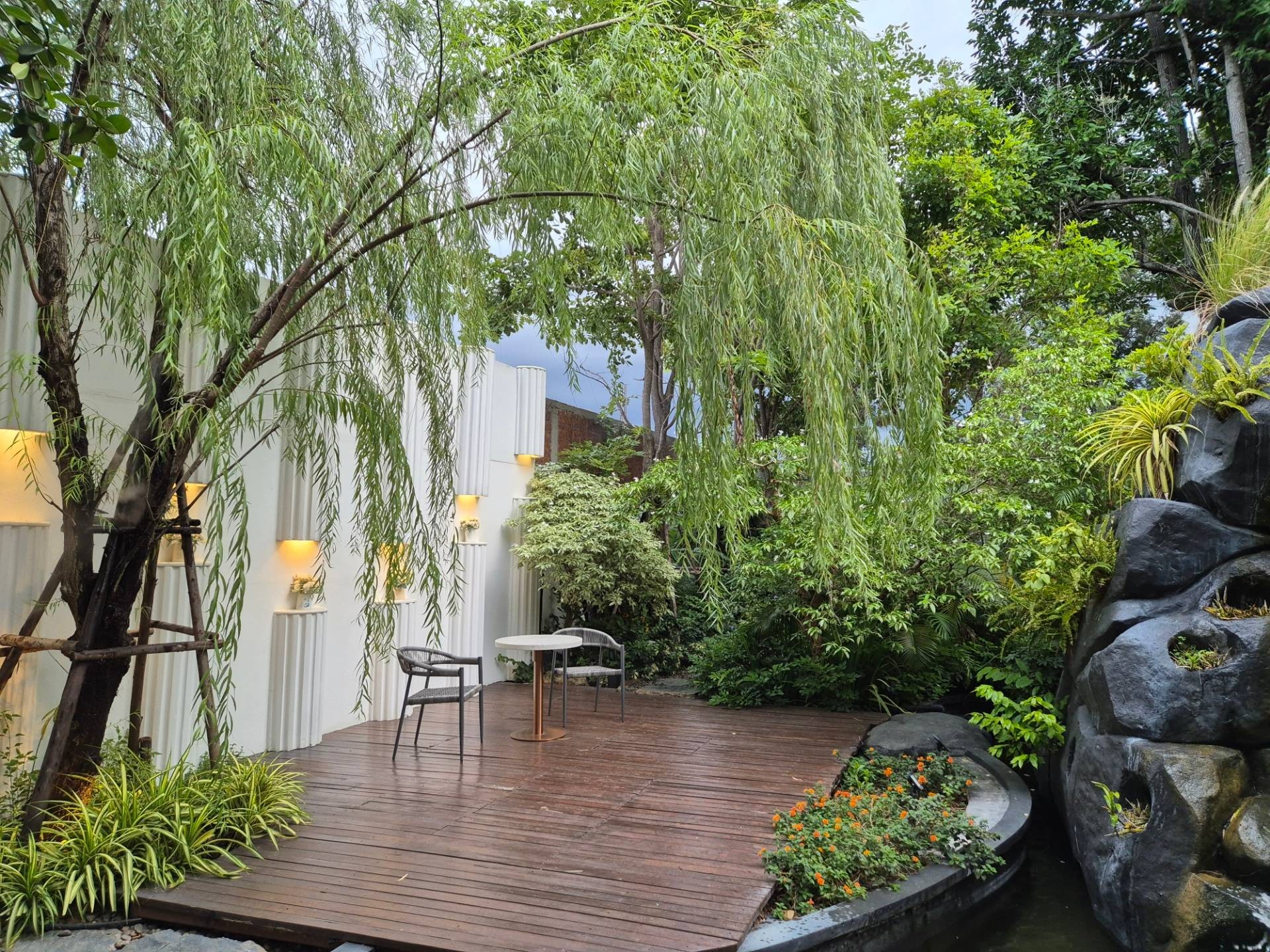 รีวิว Whiteline Cafe & Restaurant HQ - บรรยากาศร้าน สถานที่โดยรวม 5 ดาว ...