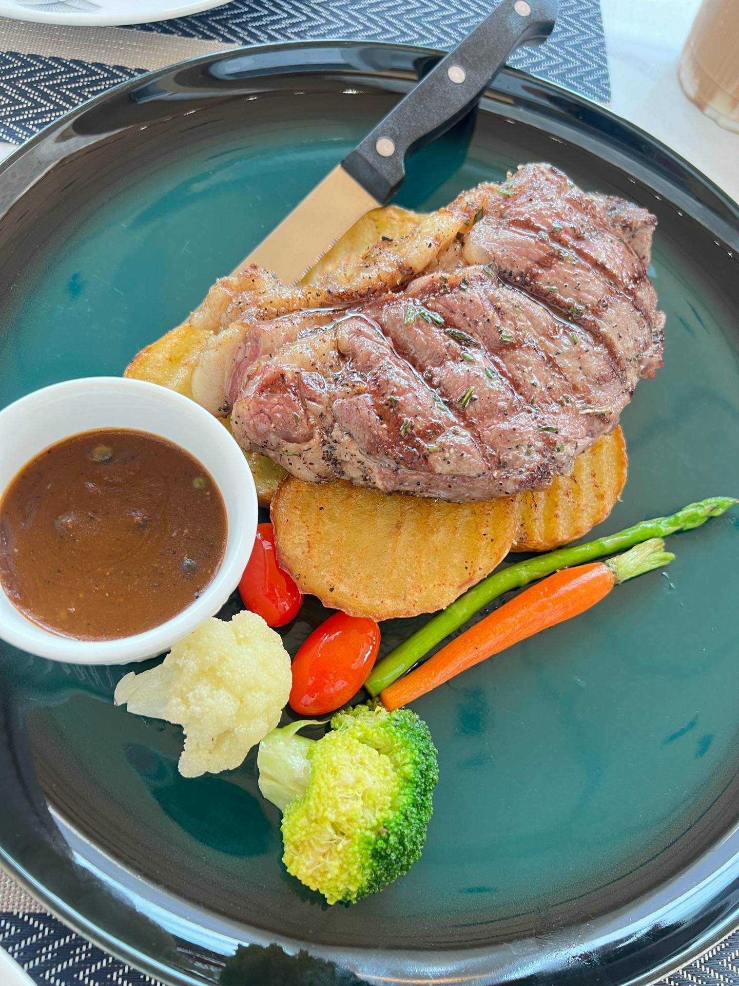 รีวิว Whiteline Cafe & Restaurant HQ - ร้านใหญ่ กว้างขวาง สบาย อาหารอร่อย