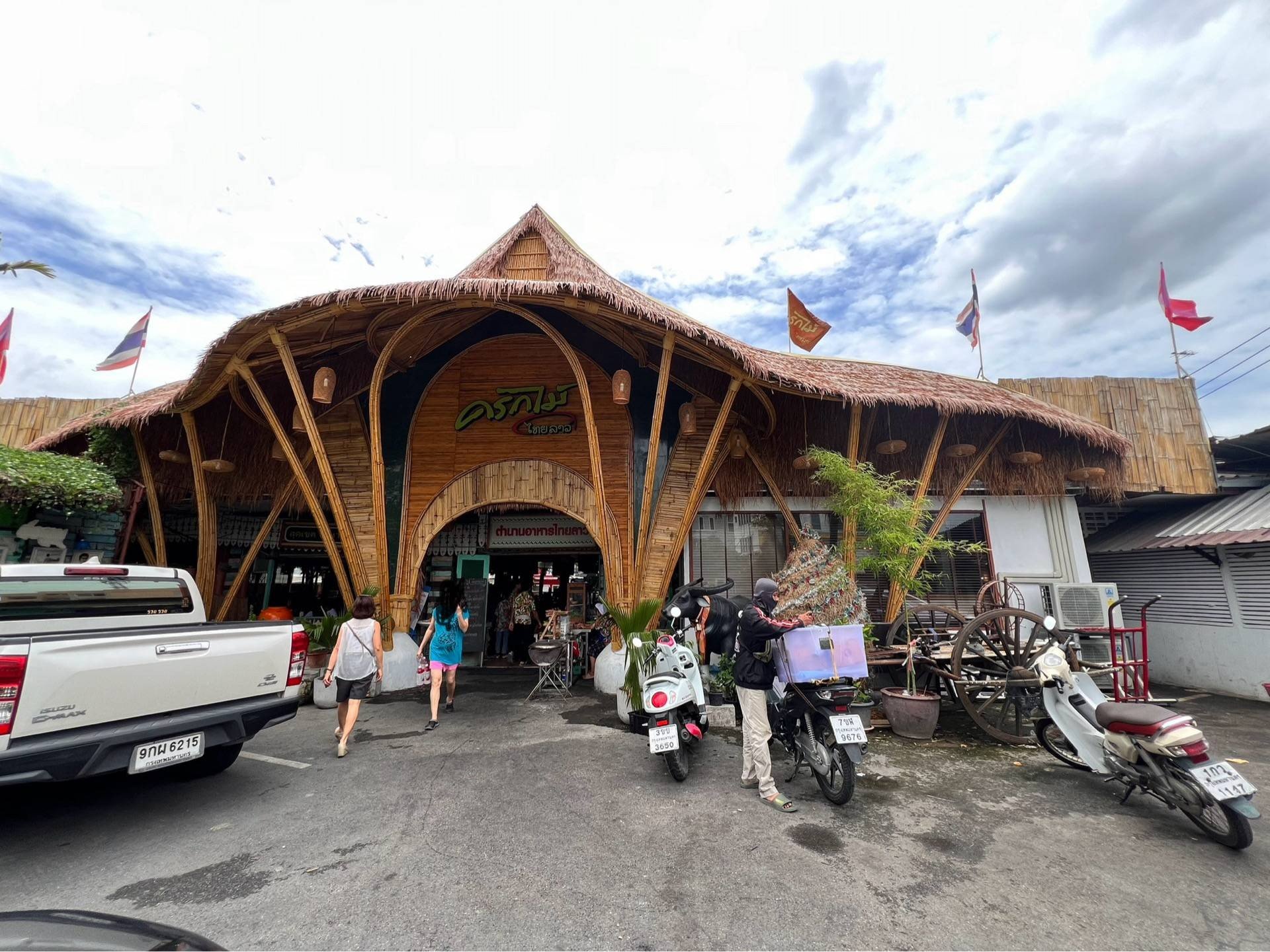 รูป ครกไม้ไทยลาว ลาดปลาเค้า