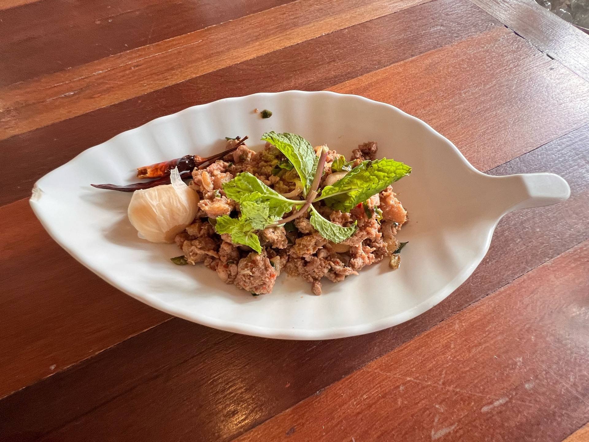 รีวิว ครกไม้ไทยลาว ลาดปลาเค้า - มีอาหารให้เลือกเยอะ อร่อยด้วย รสนัวๆ กลางๆ