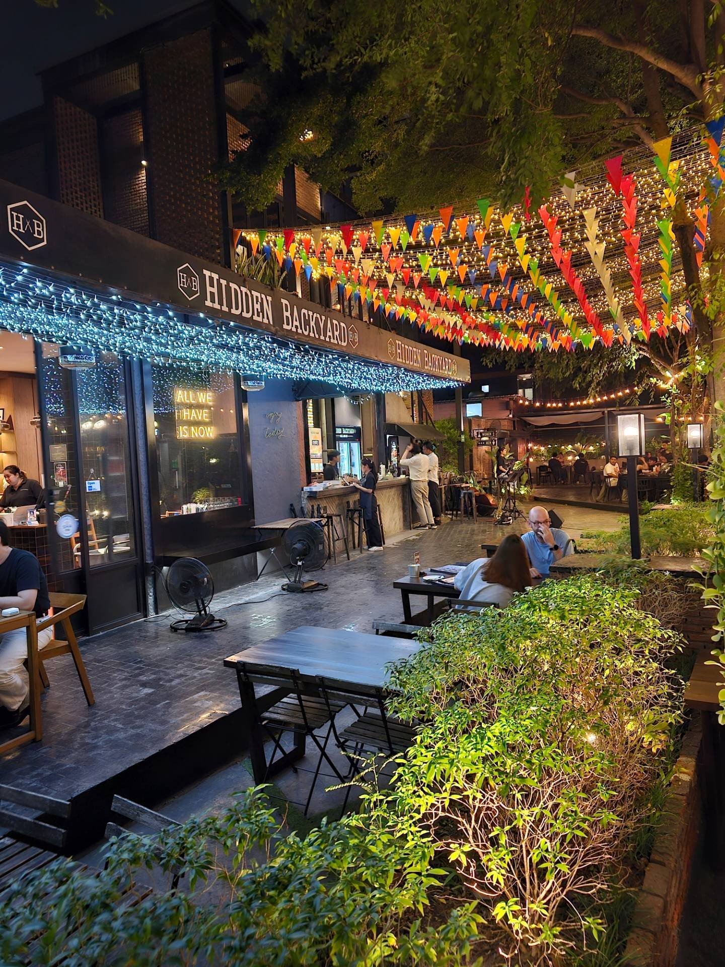 รีวิว Hidden Backyard Cafe & Hangout - Hidden Backyard 🏕️🎪 สถานที่ Hang Out เครื่องดื่มดี อาหาร ...