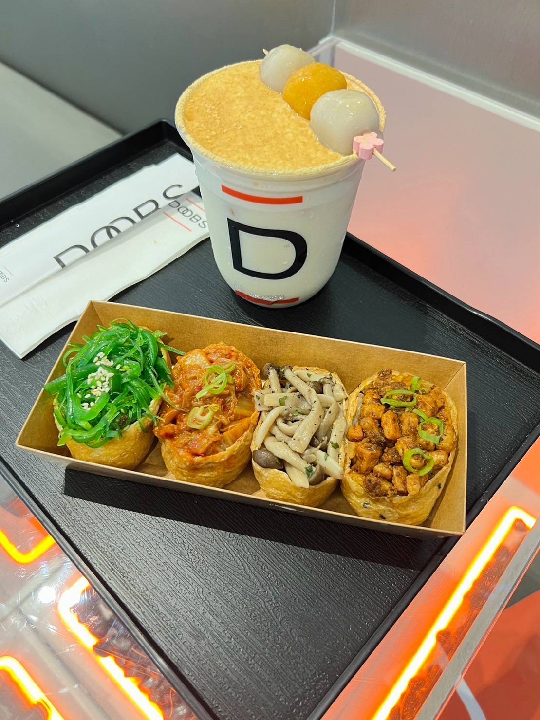 รีวิว DOOBS สยามพารากอน - Maguro and spicy salmon are my favorite. First chobab I have ever had ...