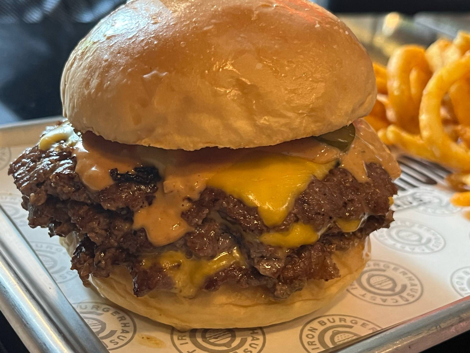 รีวิว Cast Iron Burgerhaus - ร้านเบอร์เกอร์อร่อยในซอยอารีย์