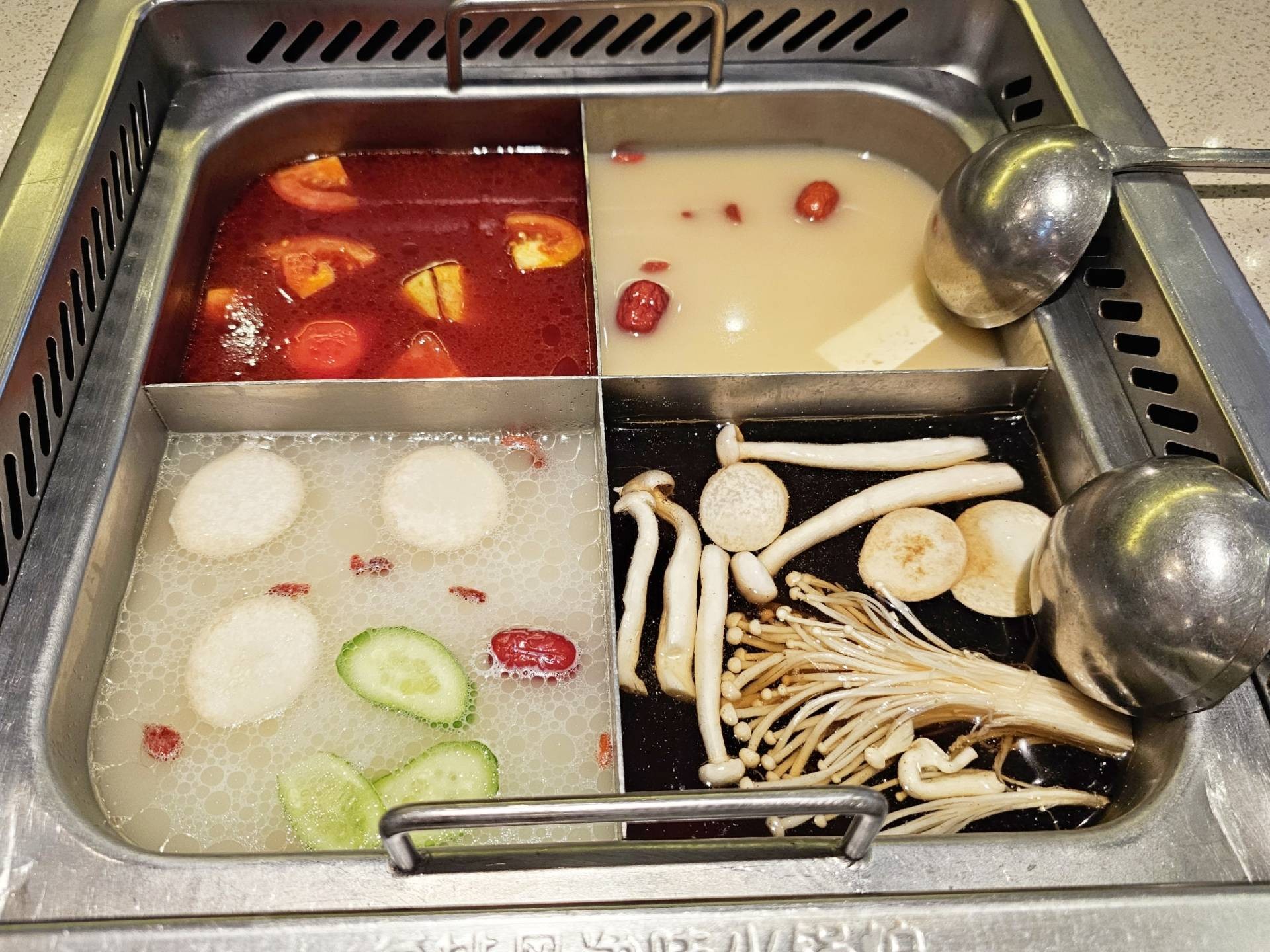 รีวิว Haidilao centralwOrld - Hai Di Lao มื้อดึก คนน้อยนั่งสบายมีโปรดีๆ