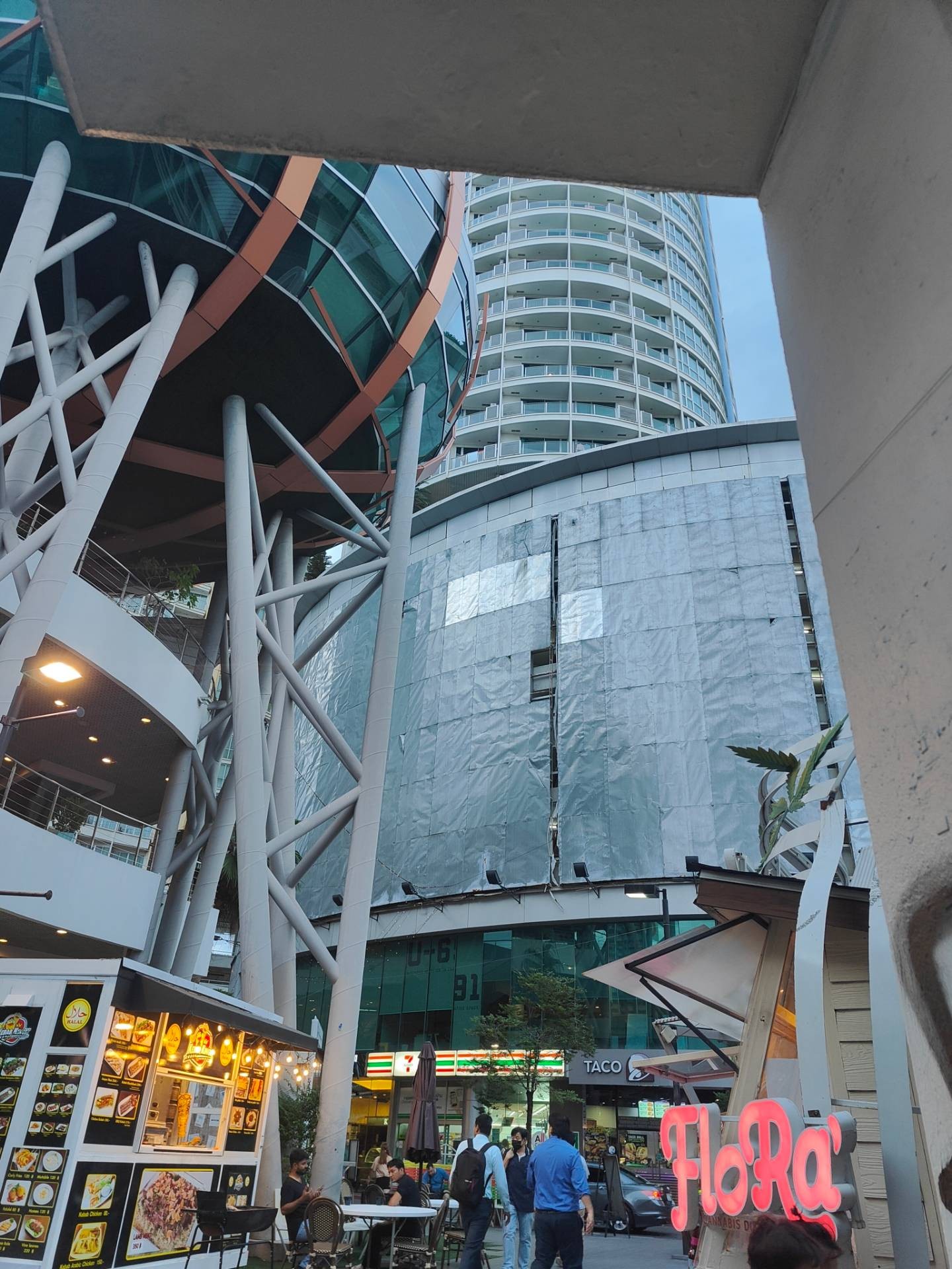 W District - รีวิวสถานที่ท่องเที่ยว
