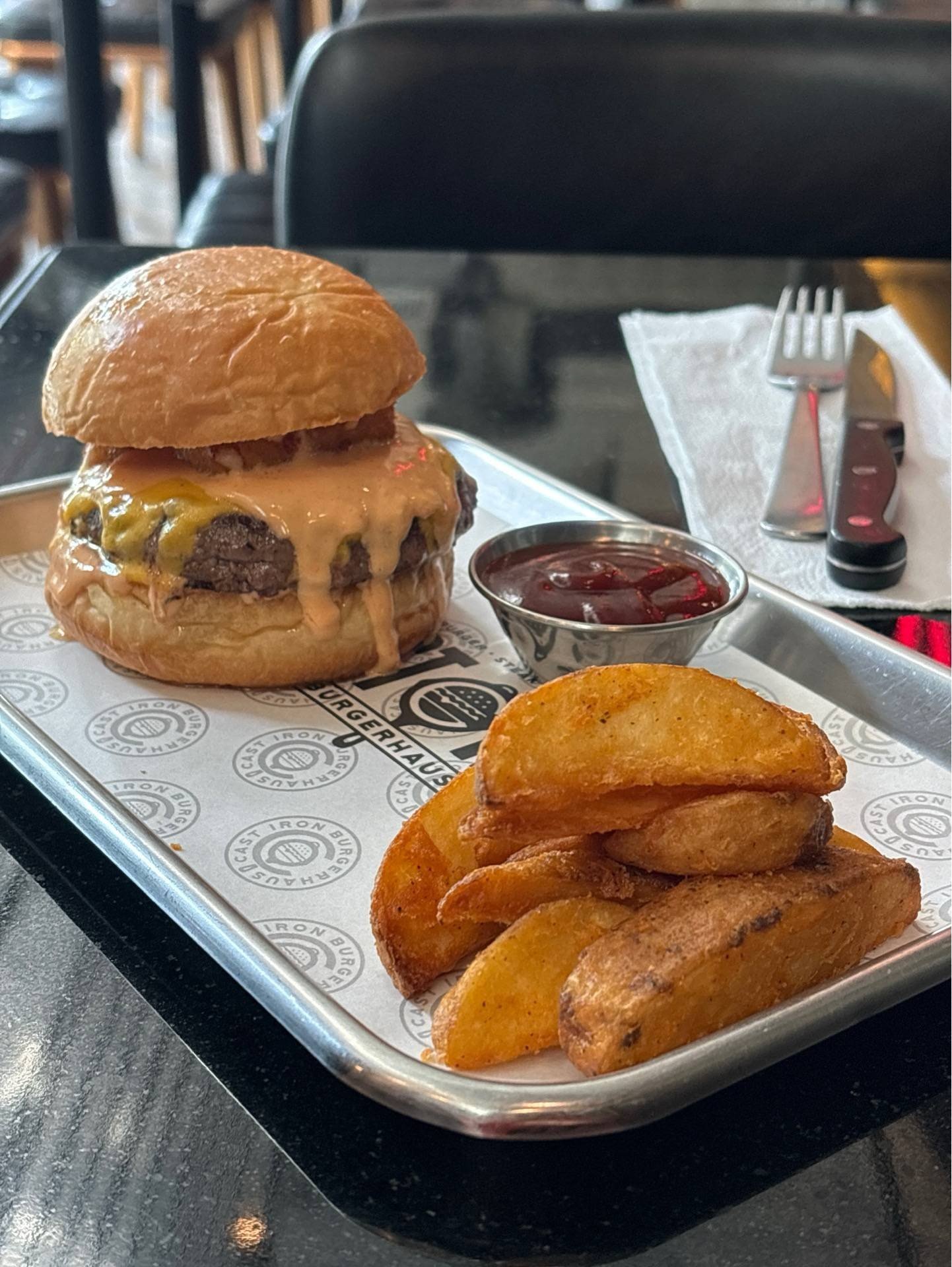 รูป Cast Iron Burgerhaus