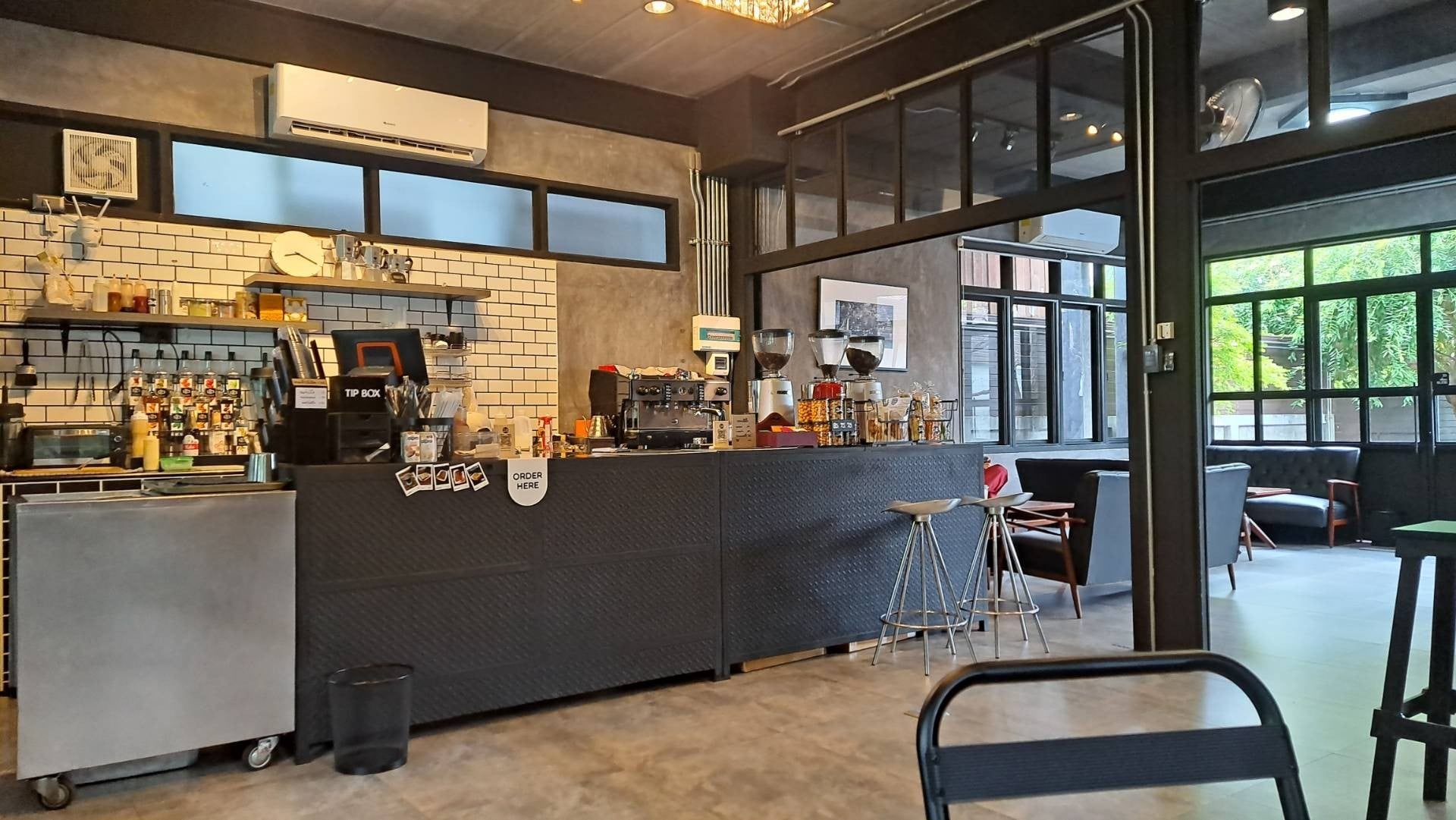 รีวิว Coffee 34 - อเมริกาโน่ขั้วกลางคือกำลังดี มีที่จอดรถในร้าน